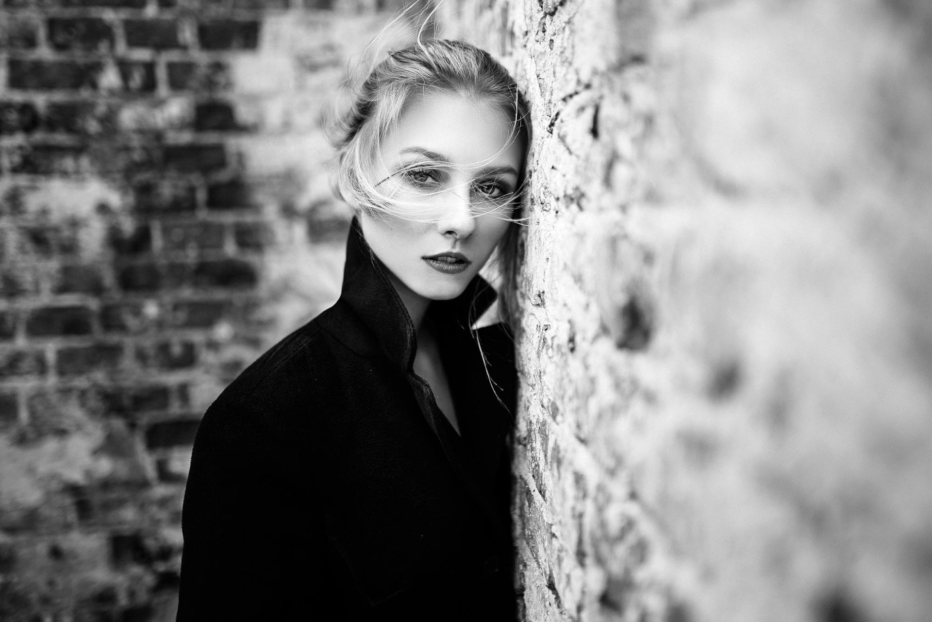 Download Monochrome Woman Model HD Wallpaper | 2400x1601 | Wallpaper Abyss
