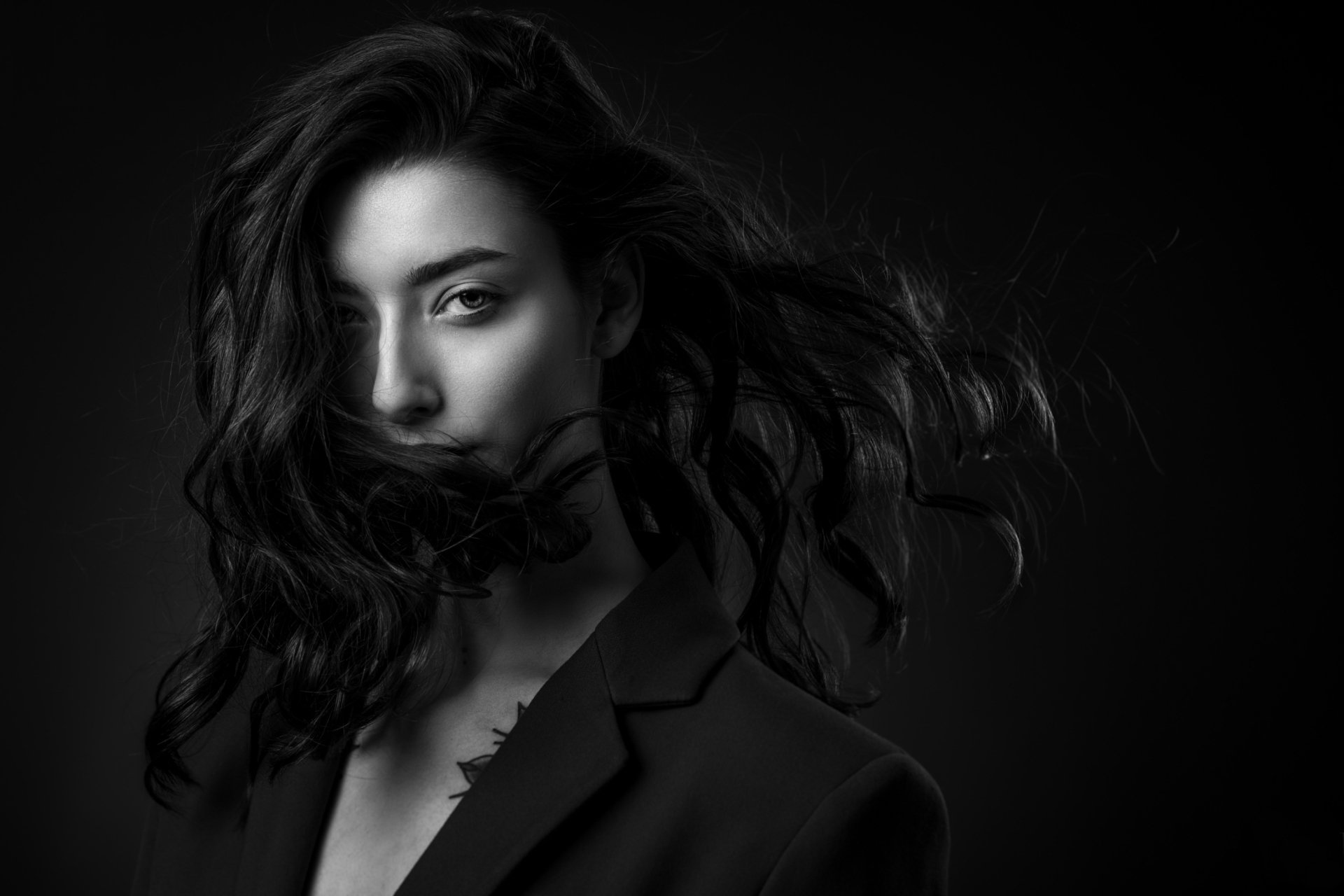 Download Monochrome Woman Model HD Wallpaper