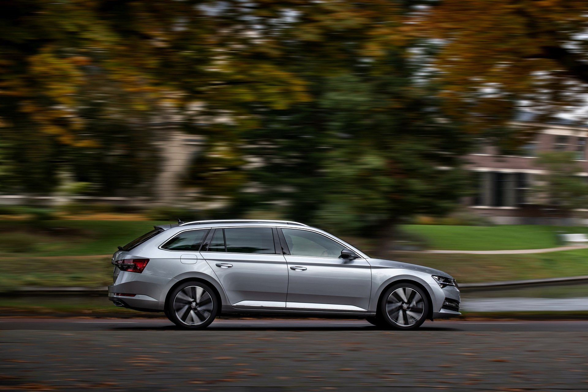 Download Skoda Superb Silver Car Car Skoda Vehicle Skoda Superb Combi ...