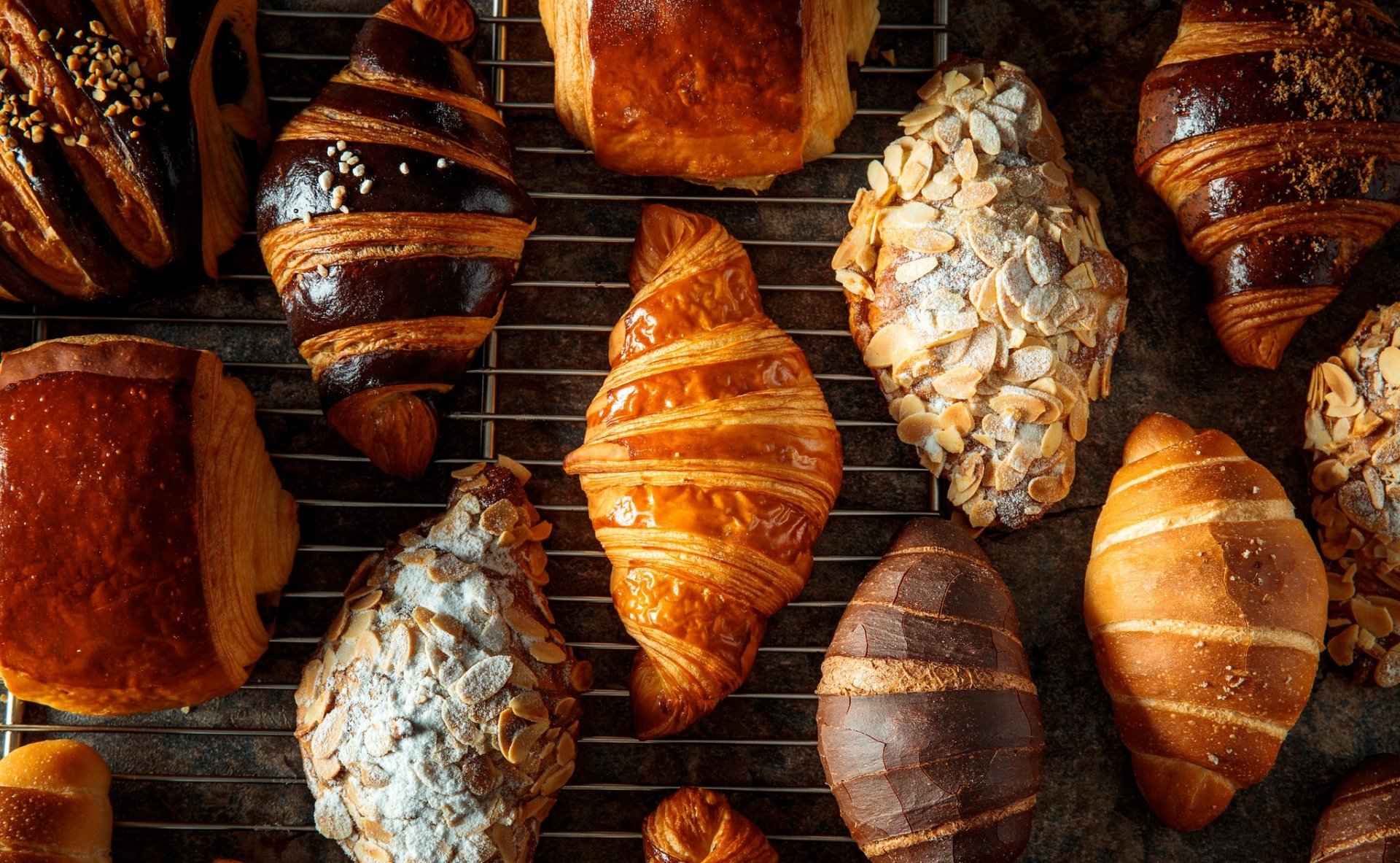 Delicious Croissant Feast: HD Food Wallpaper for Pastry Lovers