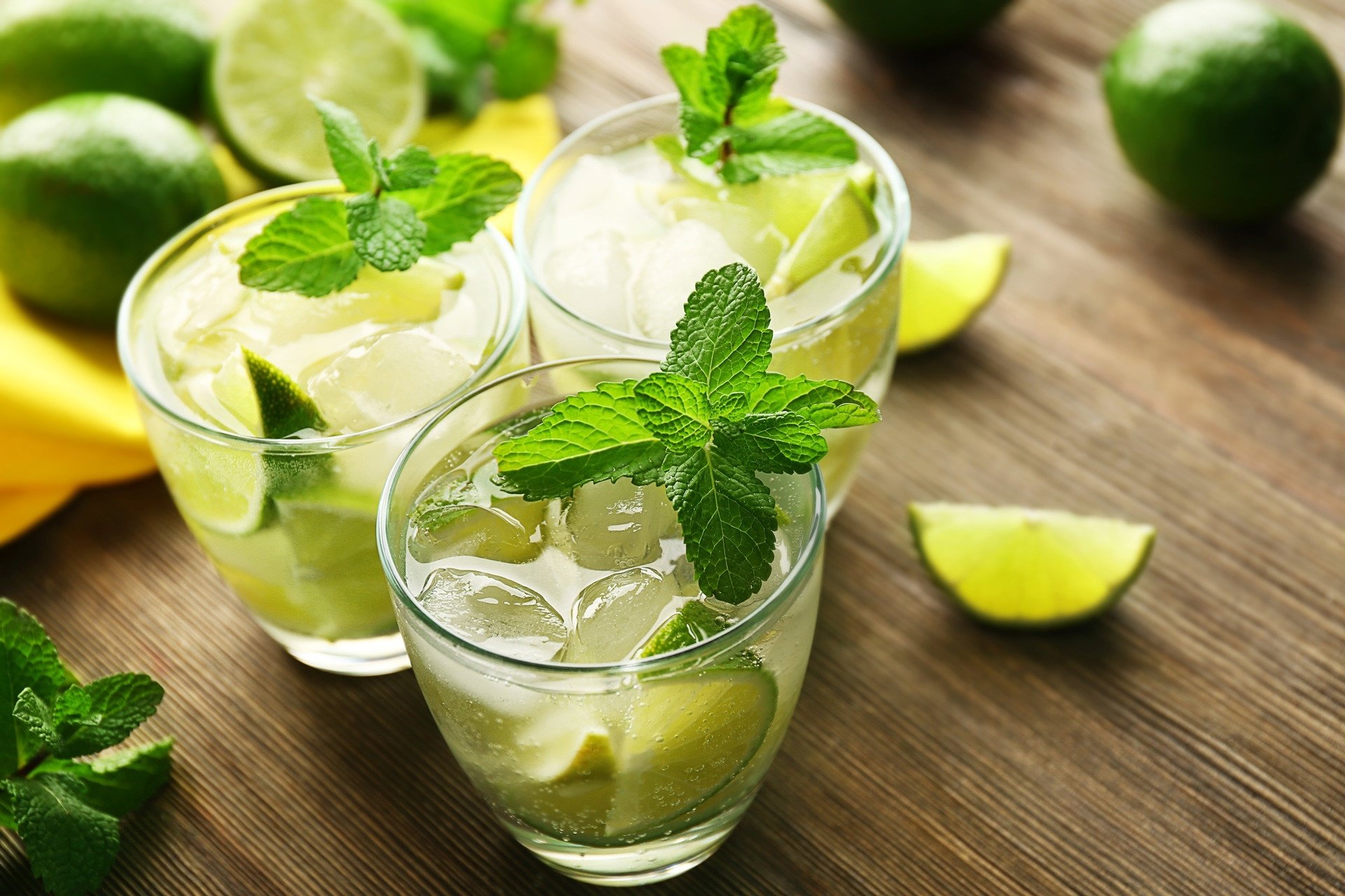 Refreshing Mojito Lime Cocktail HD Wallpaper with Fresh Mint in Glasses