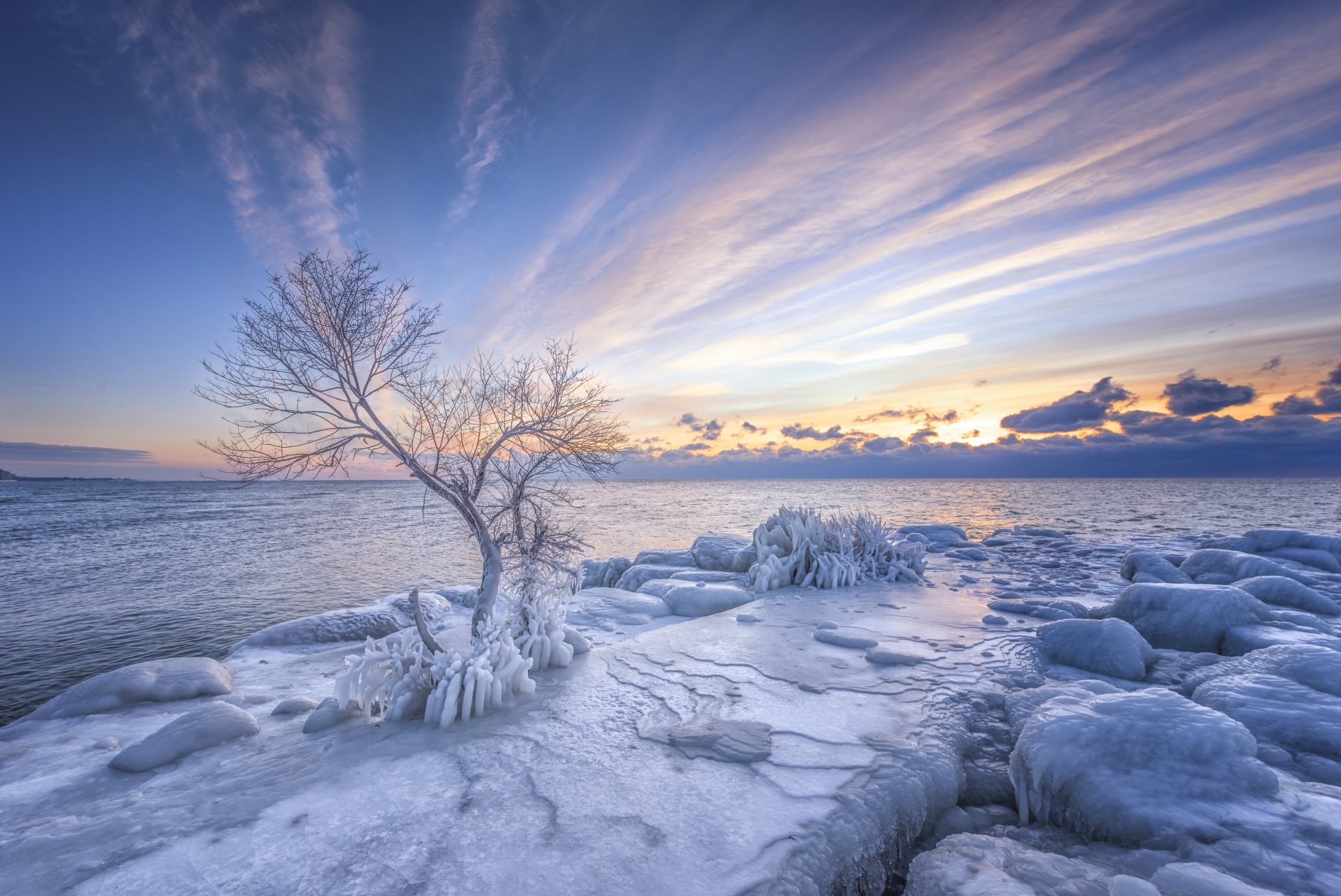Winter Serenity: Frozen Shoreline Pond in 4K Ultra HD | 6906x4615 ...