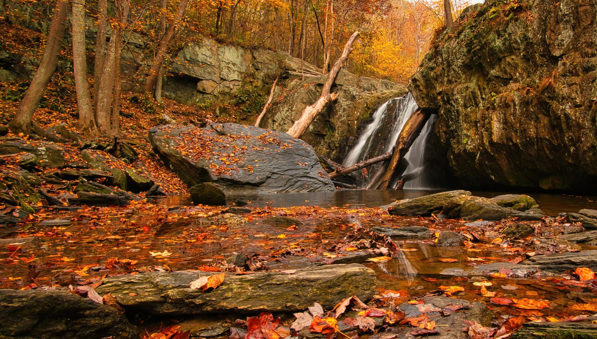 4K Ultra HD Fall Waterfall: Nature’s Autumn Cascade Splendor ...