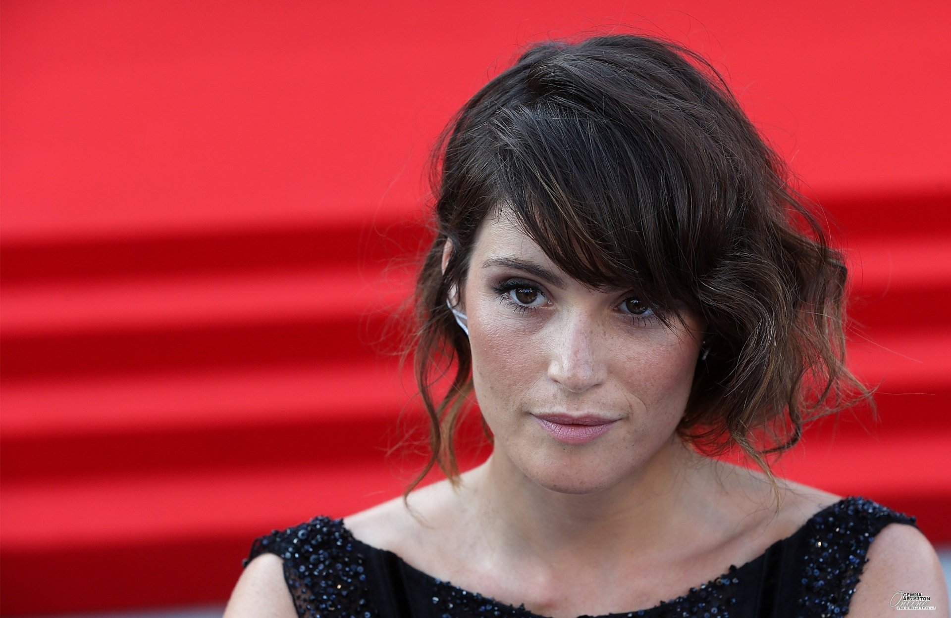Brunette Actress & Model Portrait — 2K Quad HD Celebrity Wallpaper ...