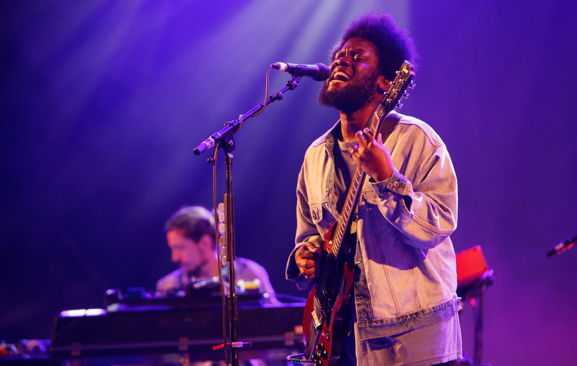 Soulful Performance HD Wallpaper - Artist on Stage