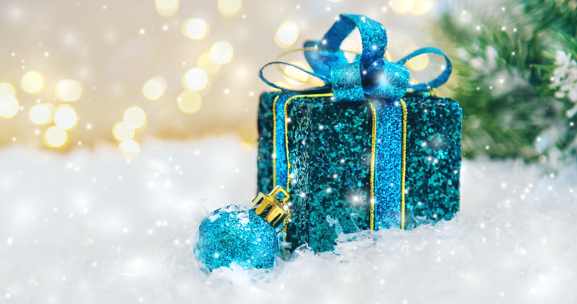 Download Gift Holiday Christmas 4k Ultra HD Wallpaper | 5723x3022 ...