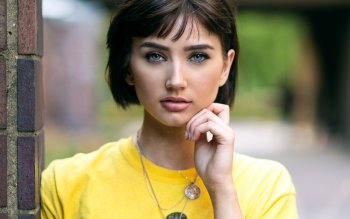 Download Blue Eyes Short Hair Brunette Model Woman PFP