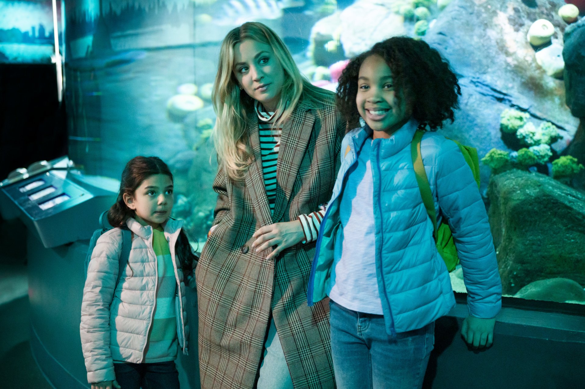 Download Kaley Cuoco TV Show The Flight Attendant HD Wallpaper