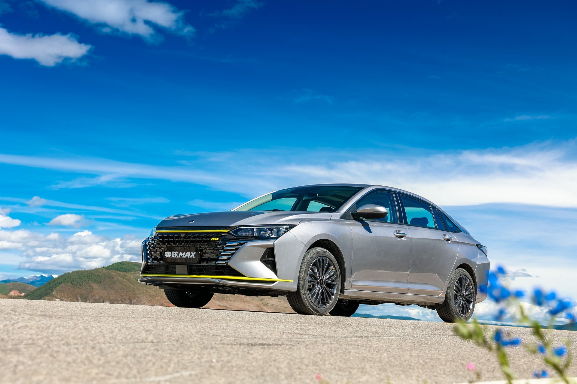 Download Compact Car Vehicle Dongfeng Aeolus Yixuan 4k Ultra HD Wallpaper