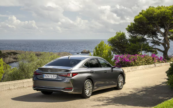 [30+] Lexus ES 300H Wallpapers