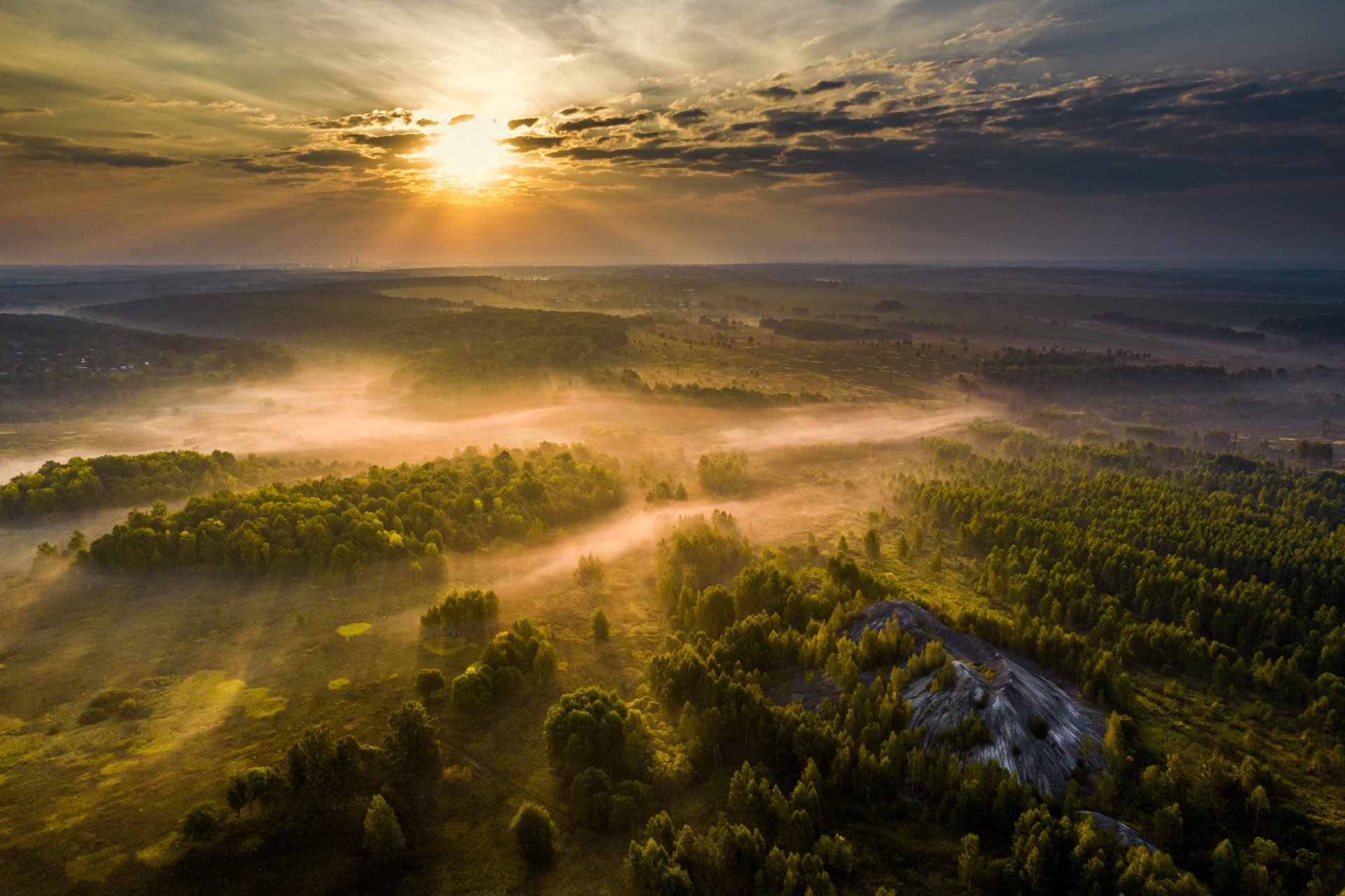 Russia's Mystical Horizon: Stunning Nature Landscape HD Wallpaper