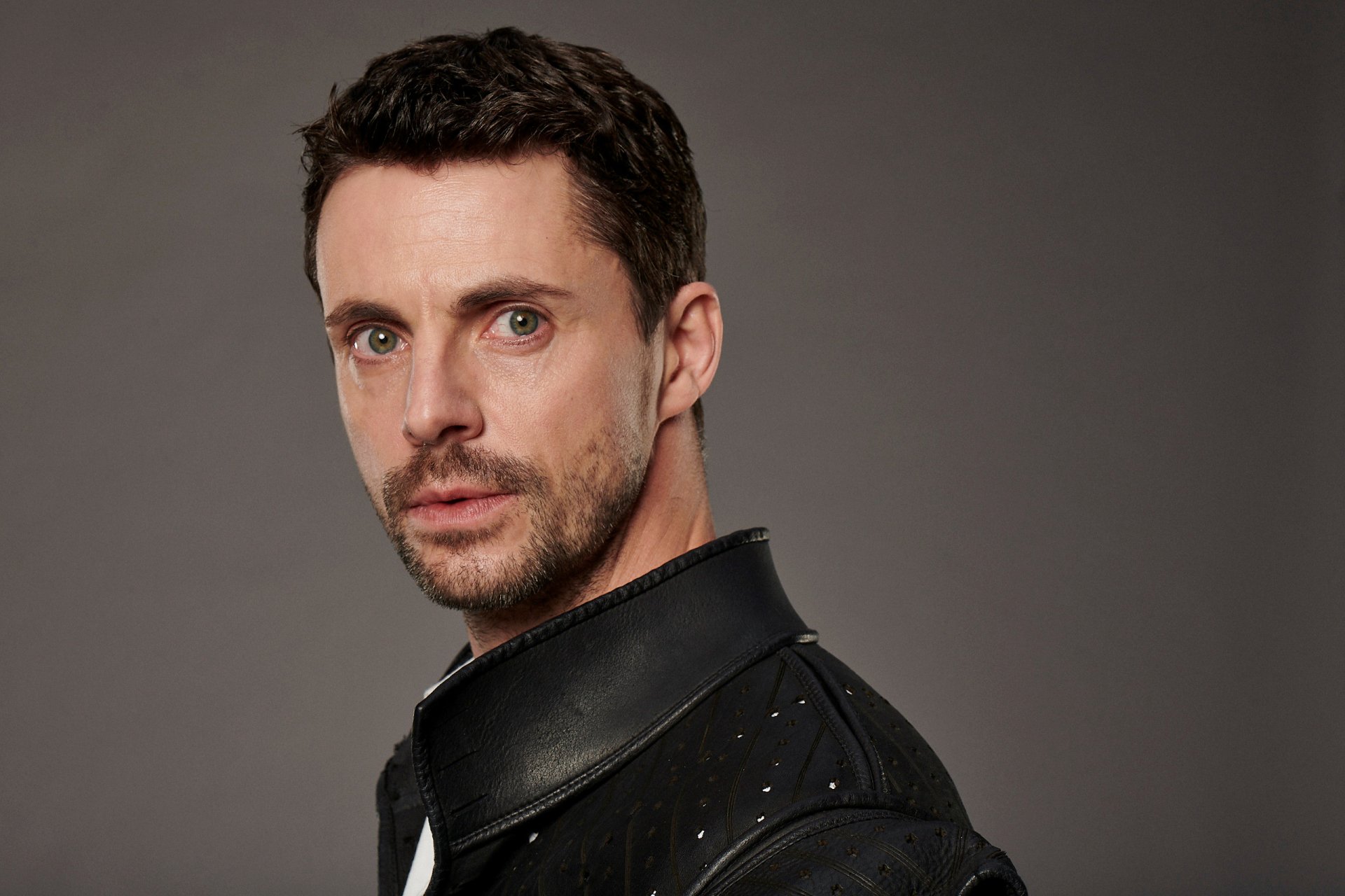 Download Matthew Goode TV Show A Discovery Of Witches HD Wallpaper