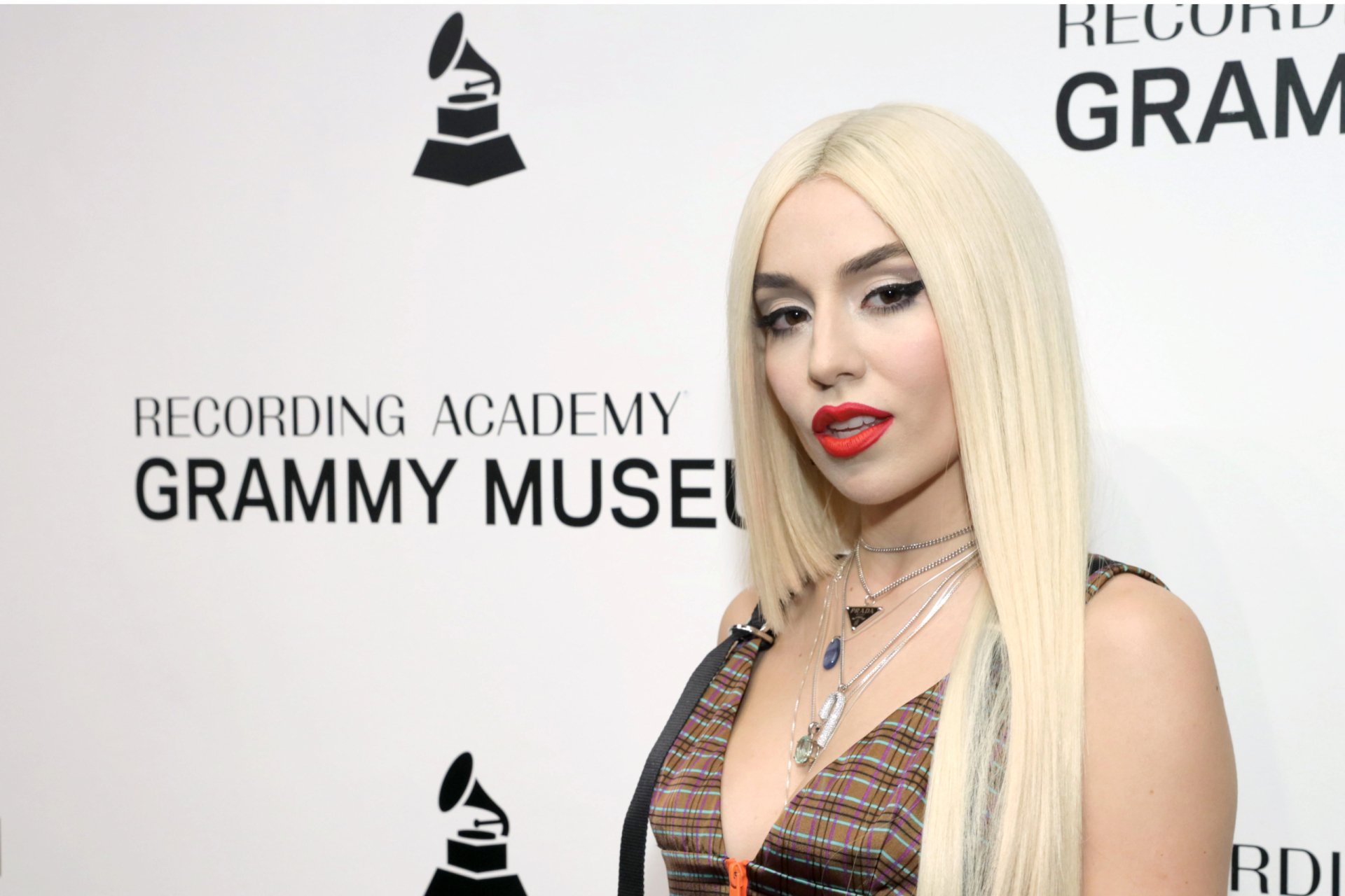 Download Music Ava Max HD Wallpaper