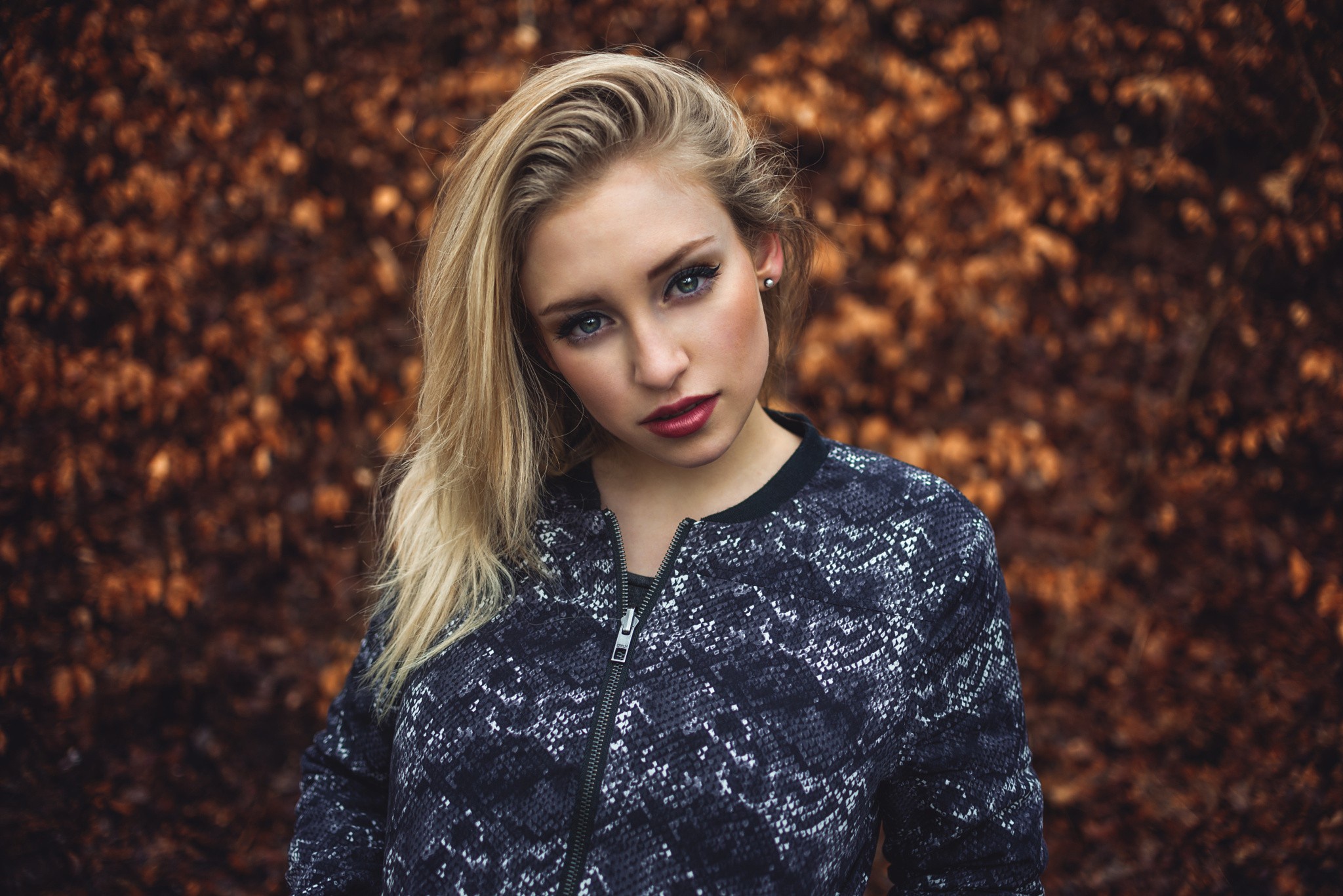 Download Woman Model HD Wallpaper