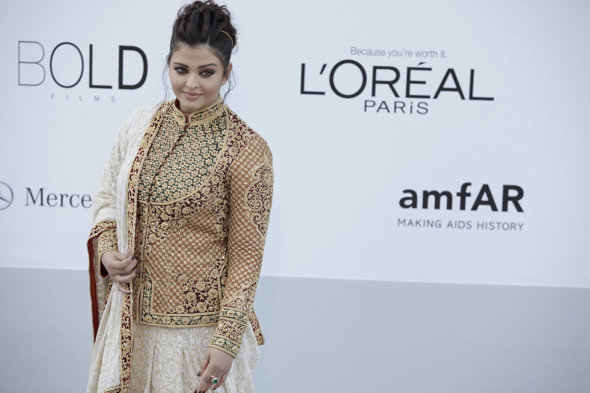 Celebrity Elegance: 4K Ultra HD Wallpaper