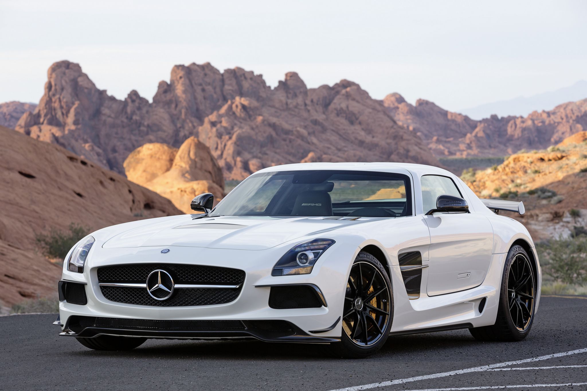 HD Wallpaper of a Stunning Mercedes Vehicle
