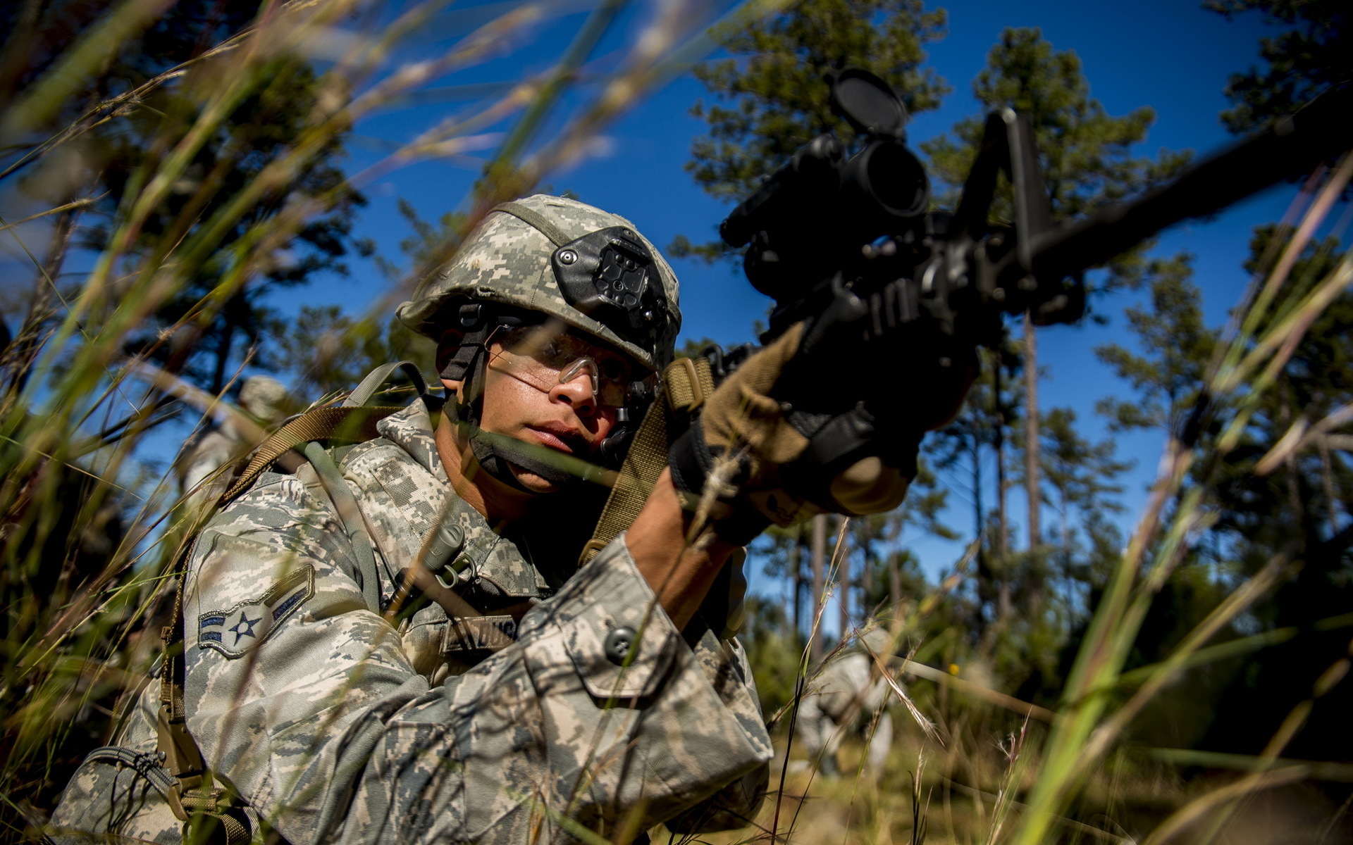 Elite Military Soldier HD Wallpaper: Focused and Ready in the Field