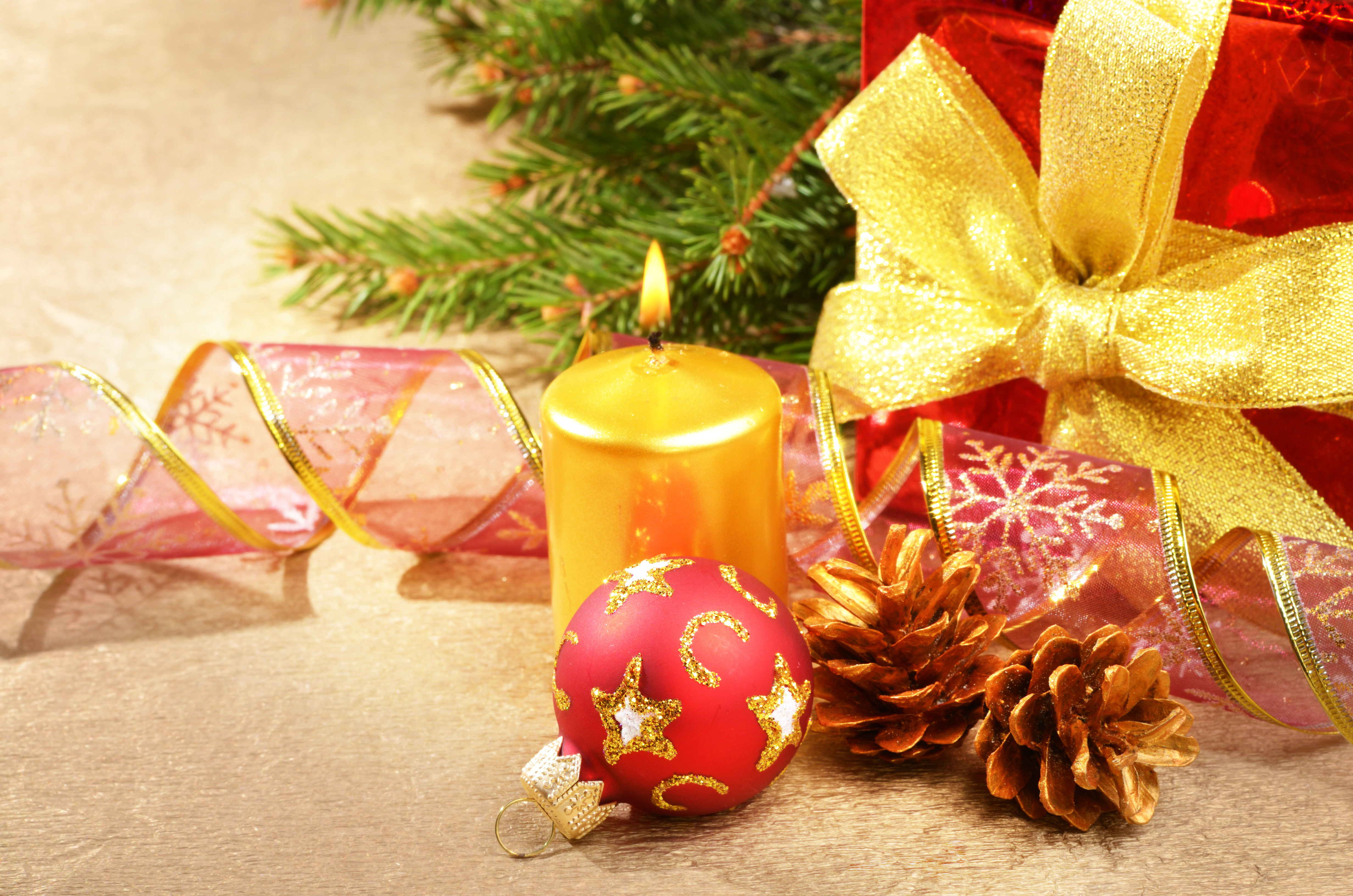 Christmas Cheer: A 4K Ultra HD Wallpaper of Holiday Decorations