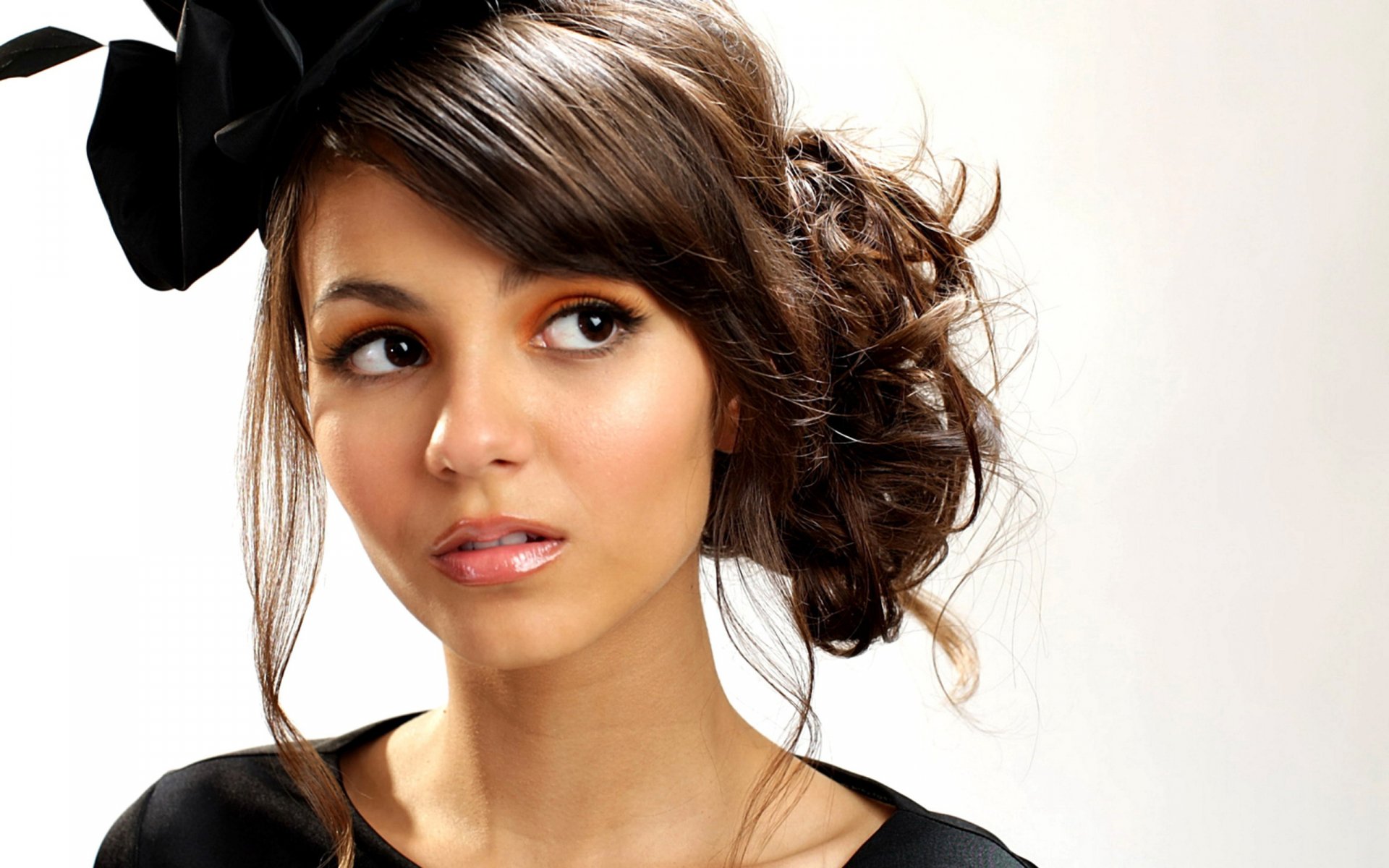 Stunning HD Wallpaper of American Actress Victoria Justice | 2560x1600 ...