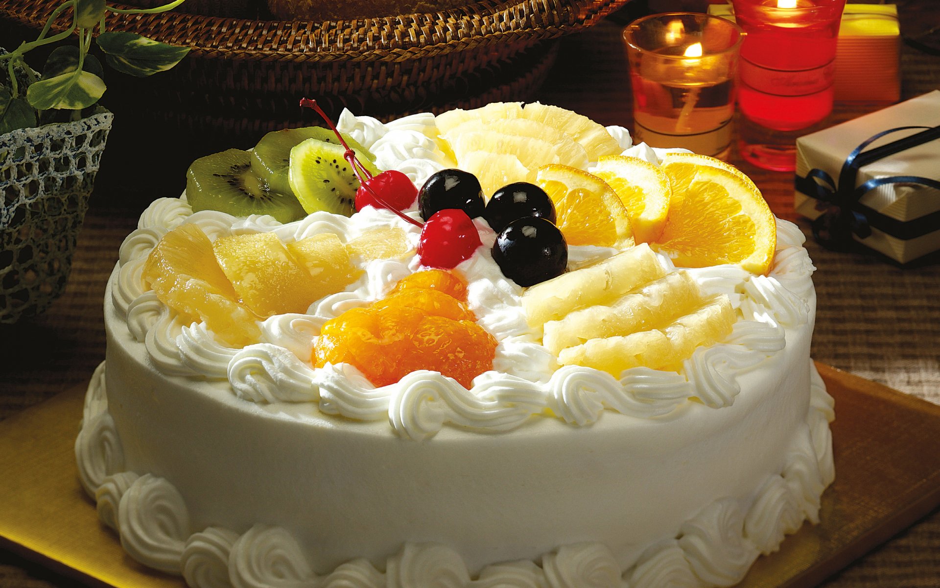 Exquisite Fruit-Topped Cake HD Wallpaper - A Delicious Food Delight