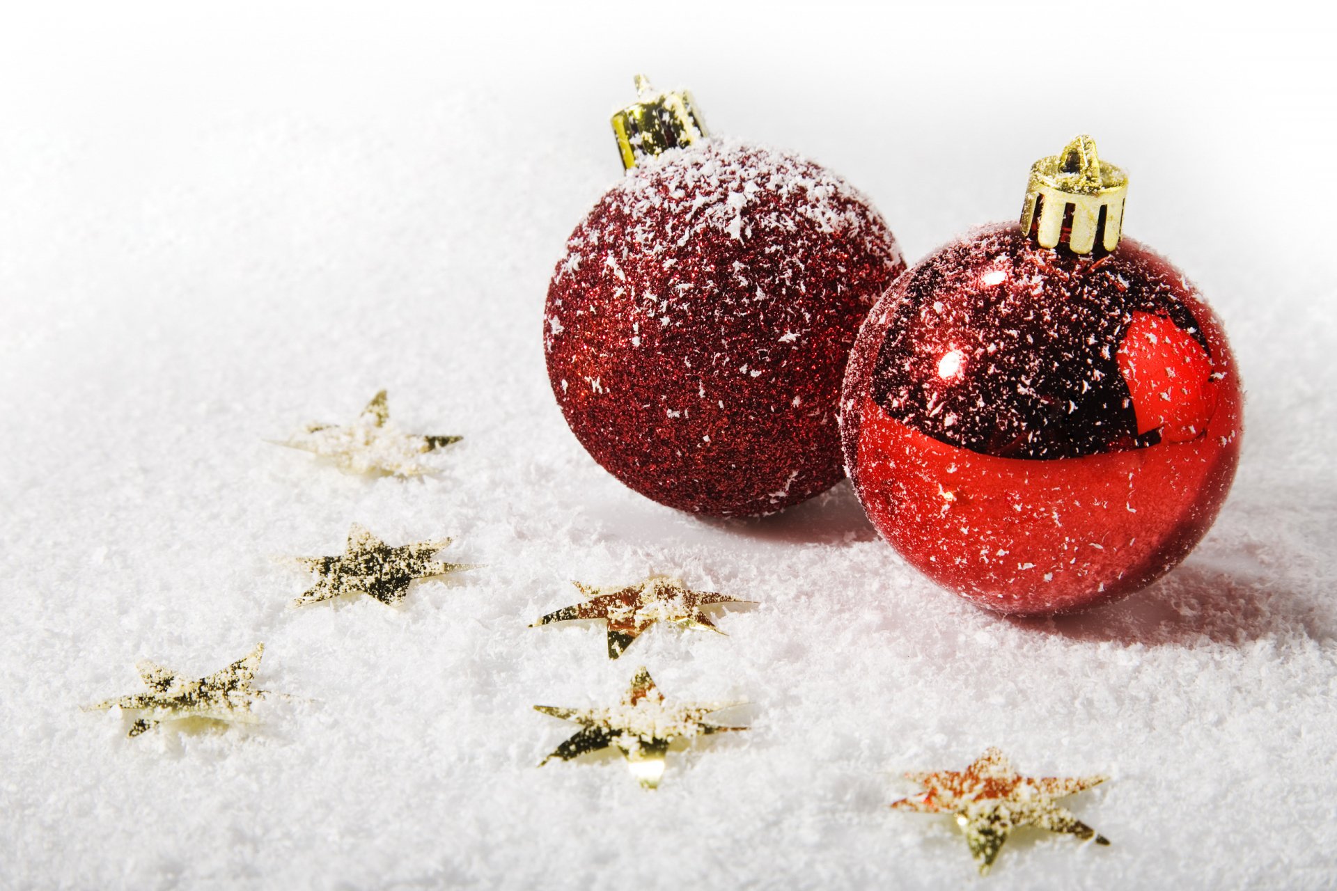 Festive Sparkle: HD Christmas Ornaments Holiday Wallpaper