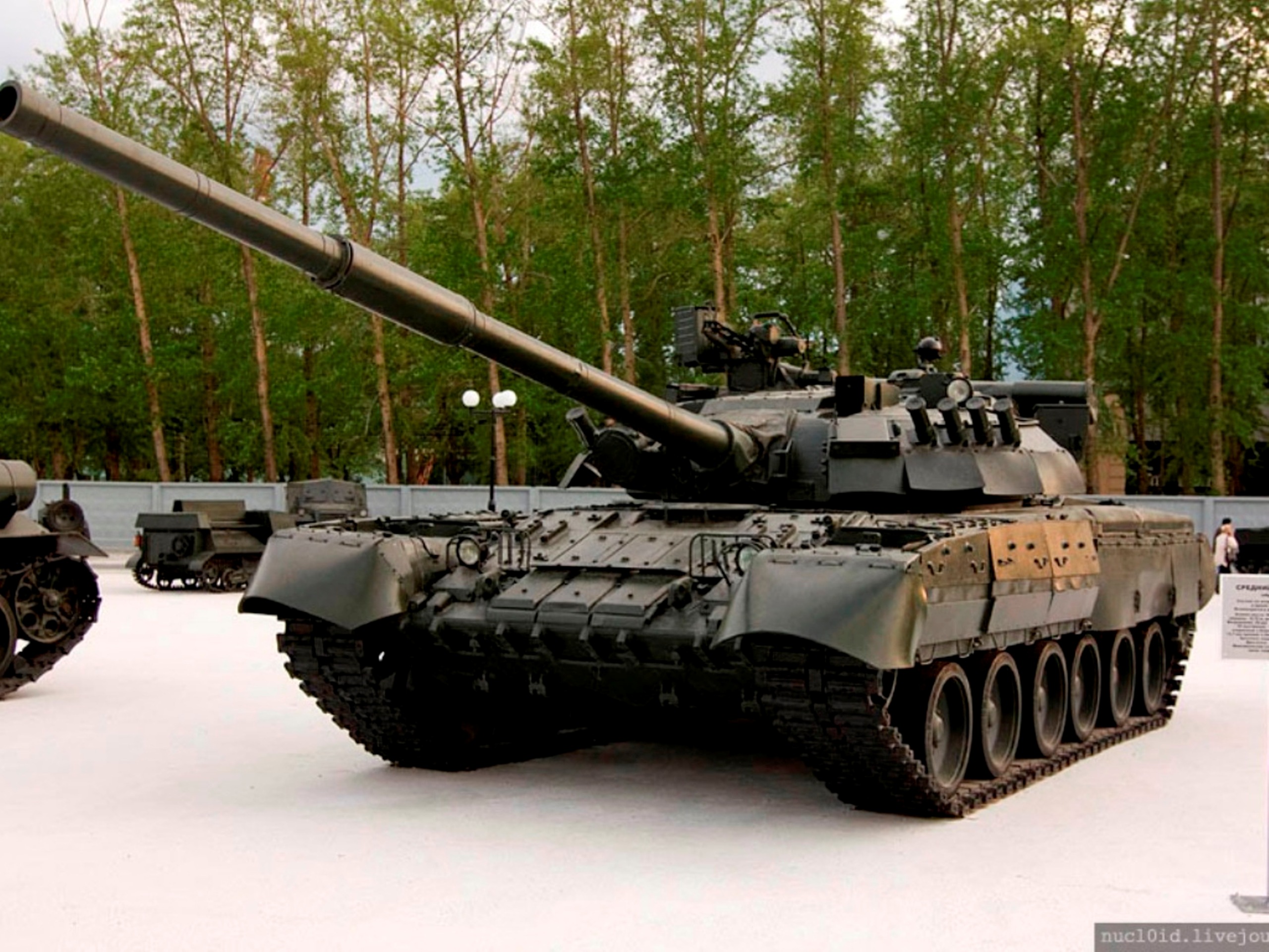 Download Military Tank HD Wallpaper