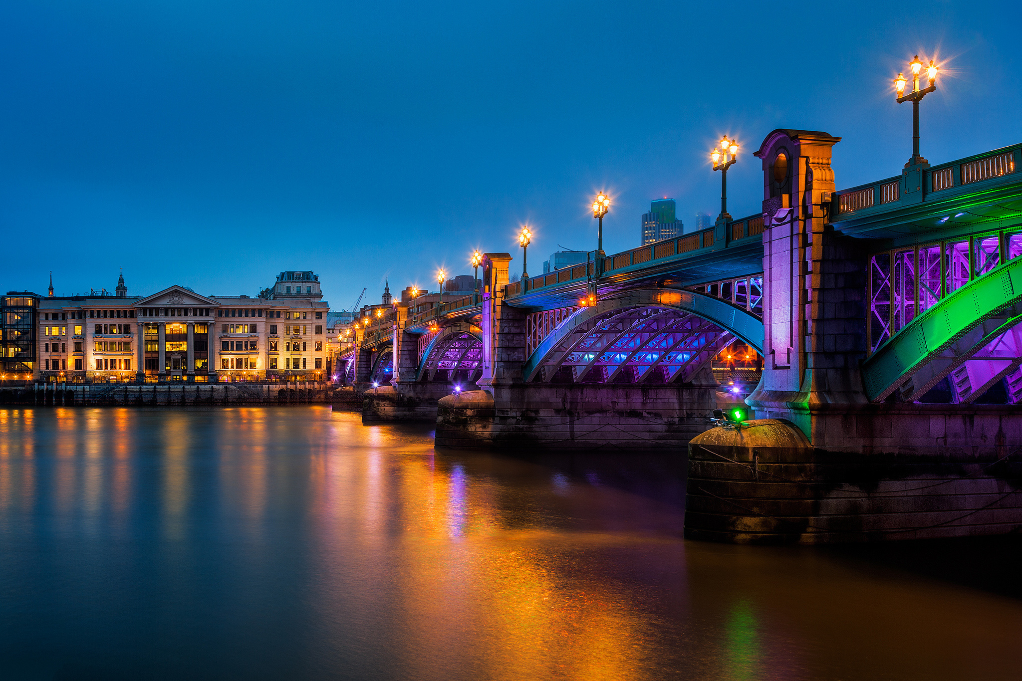 Southwark Bridge Illuminated at Night – London’s Stunning Skyline HD ...