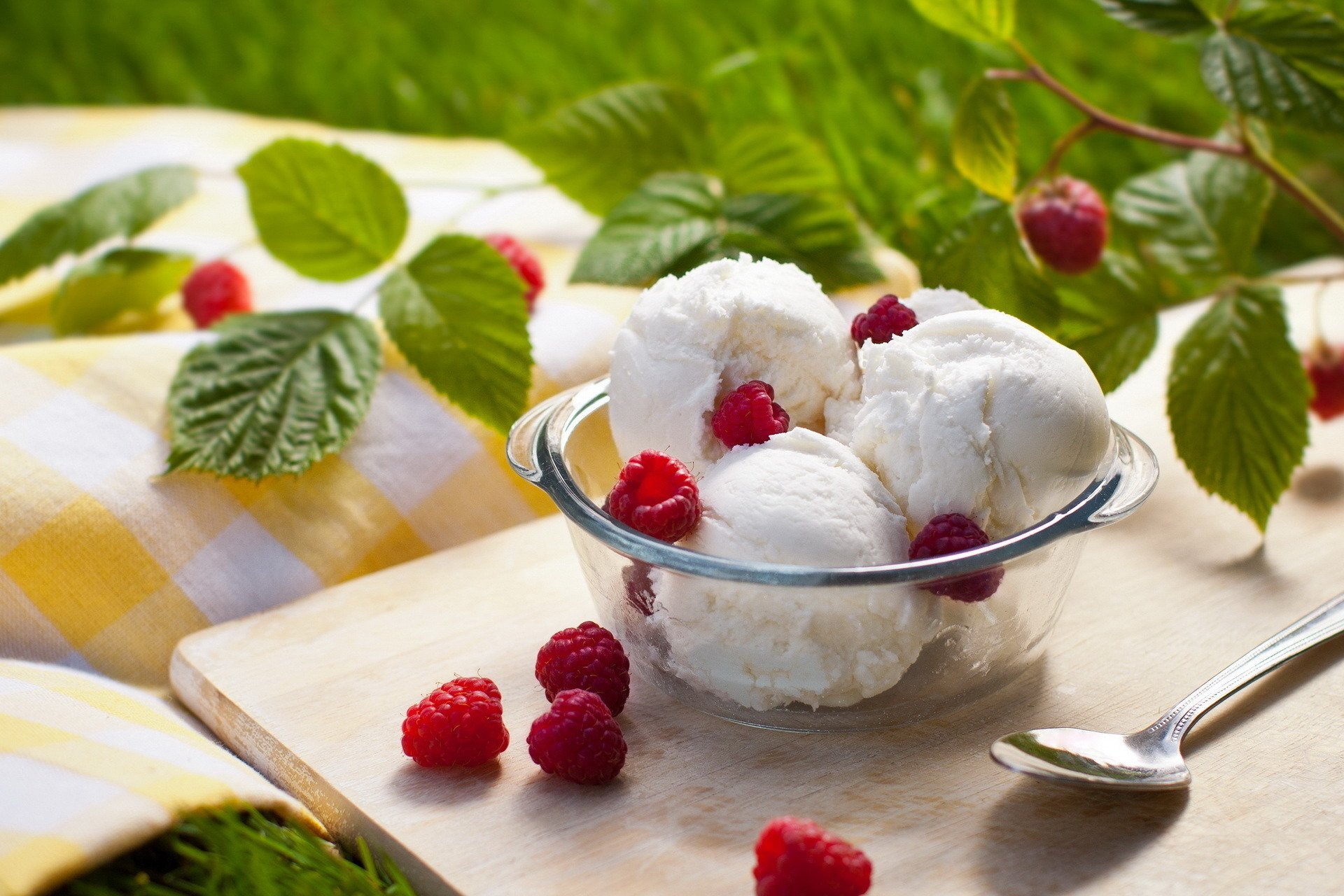 Raspberry Delight: HD Wallpaper of Sweets and Ice Cream