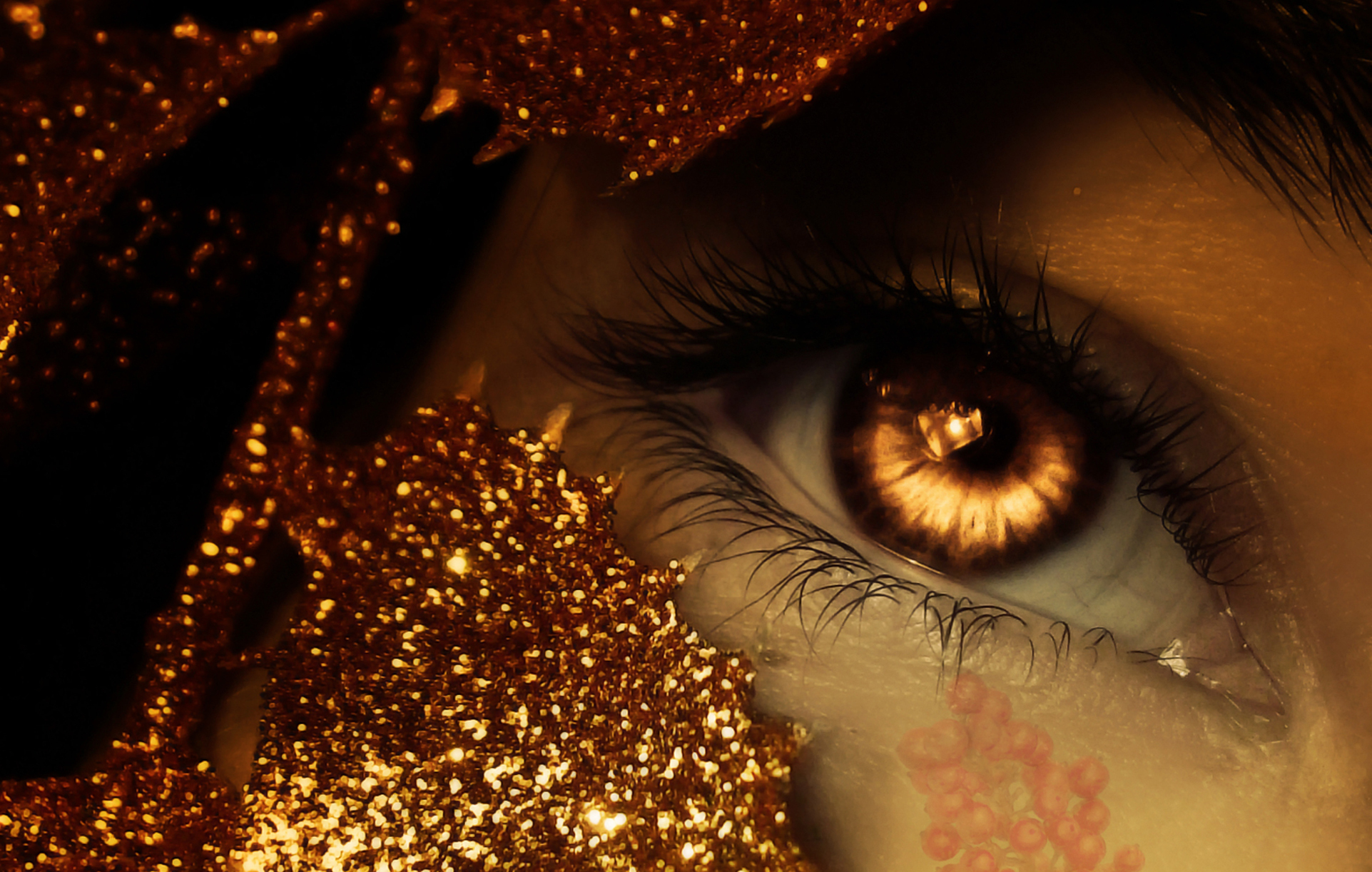 Gleaming Woman’s Eye HD Wallpaper: A Spark of Golden Beauty