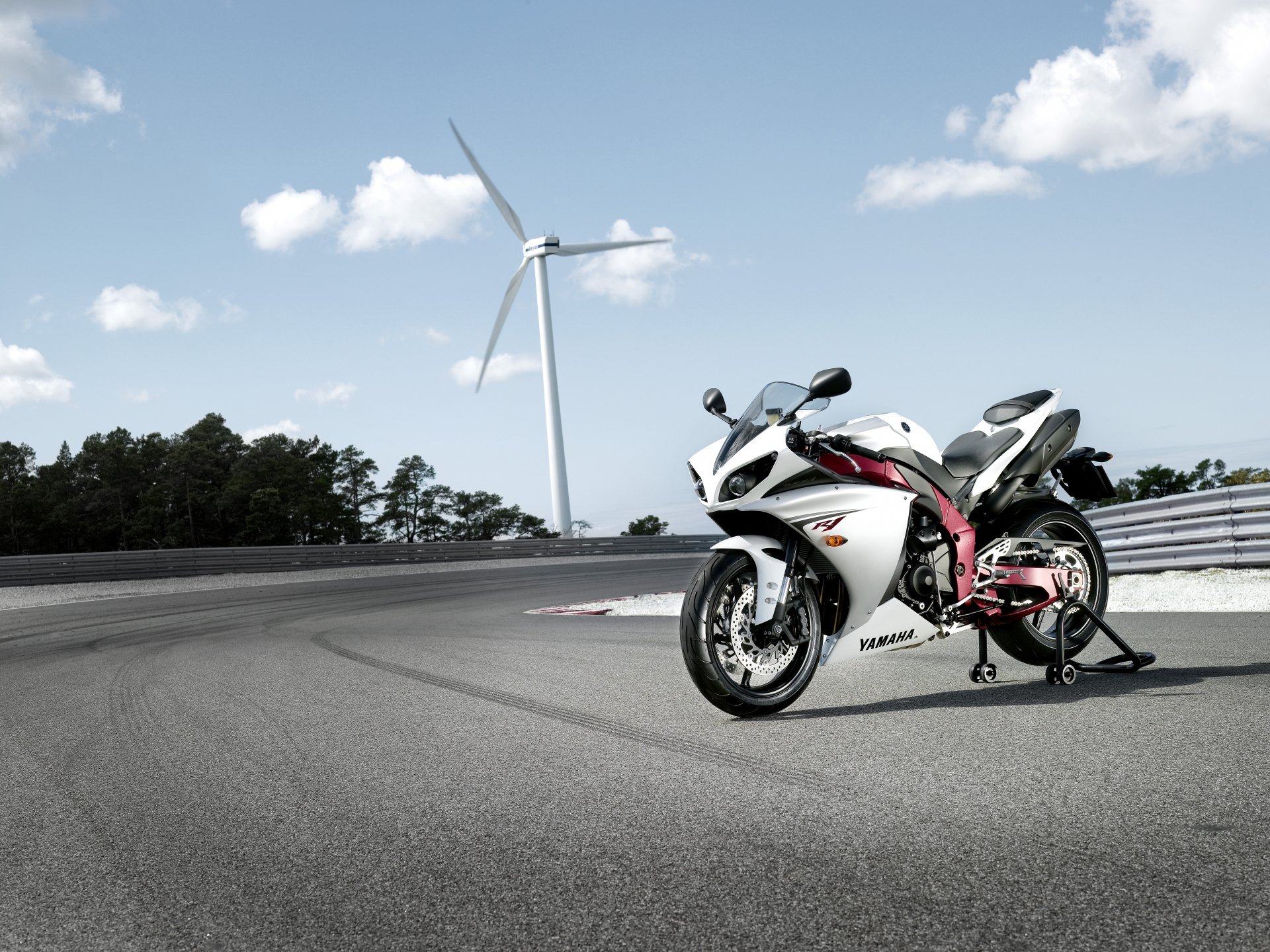 Download Vehicle Yamaha YZF-R1 4k Ultra HD Wallpaper