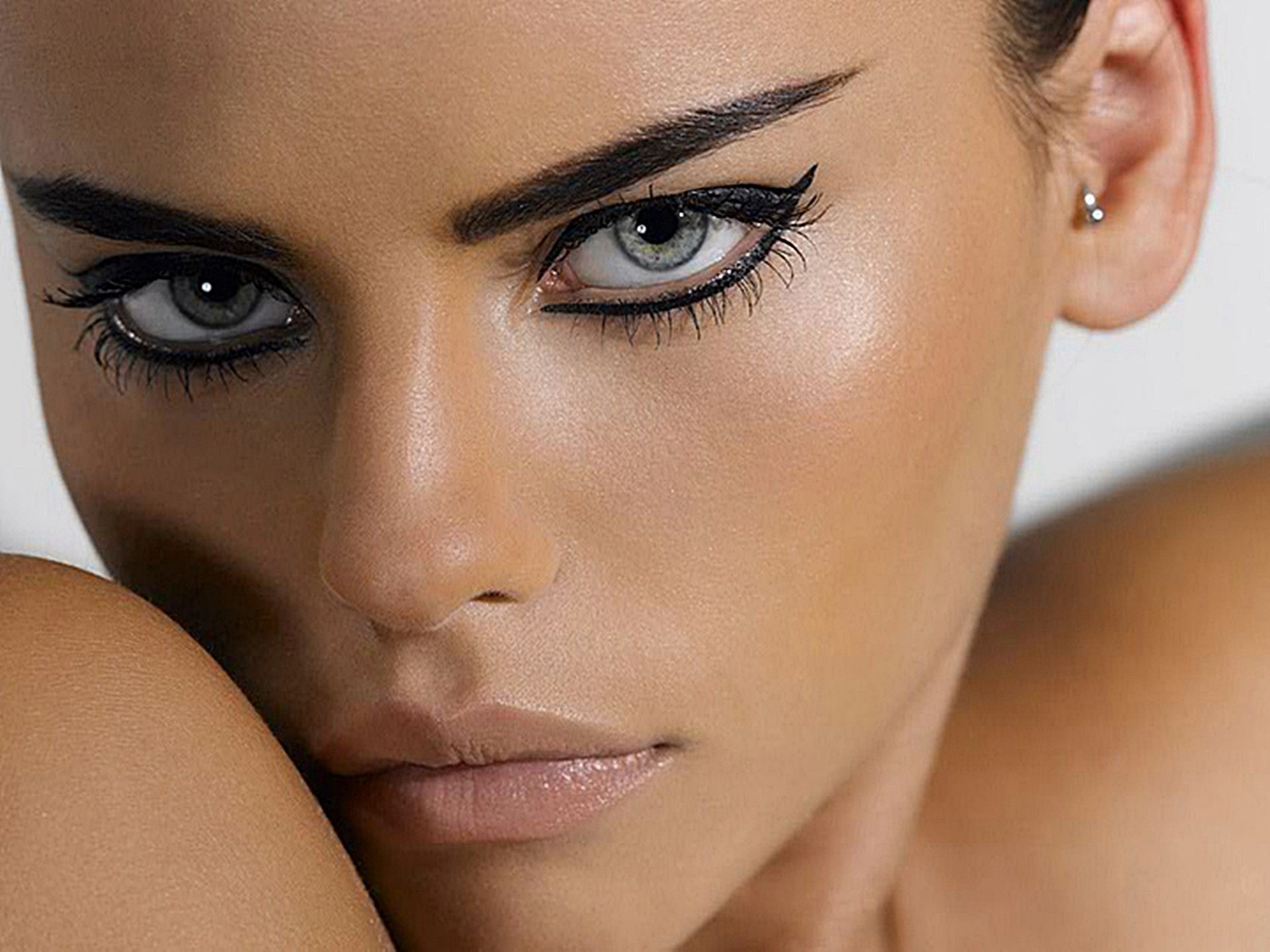 Daniela Freitas: Stunning HD Portrait of a Woman’s Intense Gaze