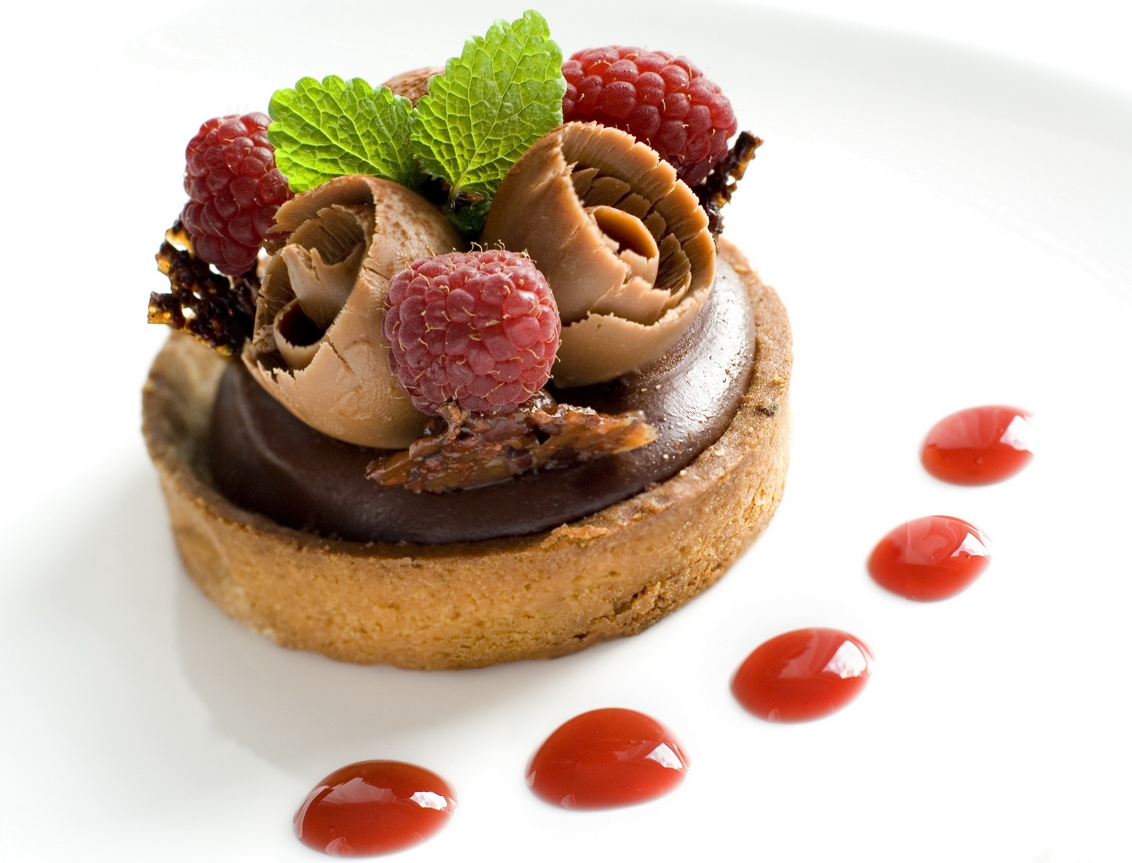 Delicious Sweet Treats HD – Elegant Raspberry Chocolate Tart Wallpaper