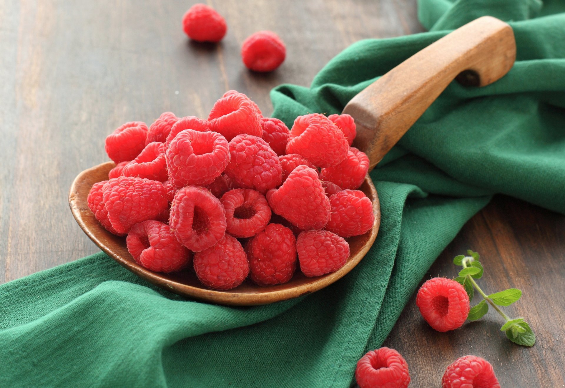HD Raspberry Delight: Fresh and Juicy Berry Bliss