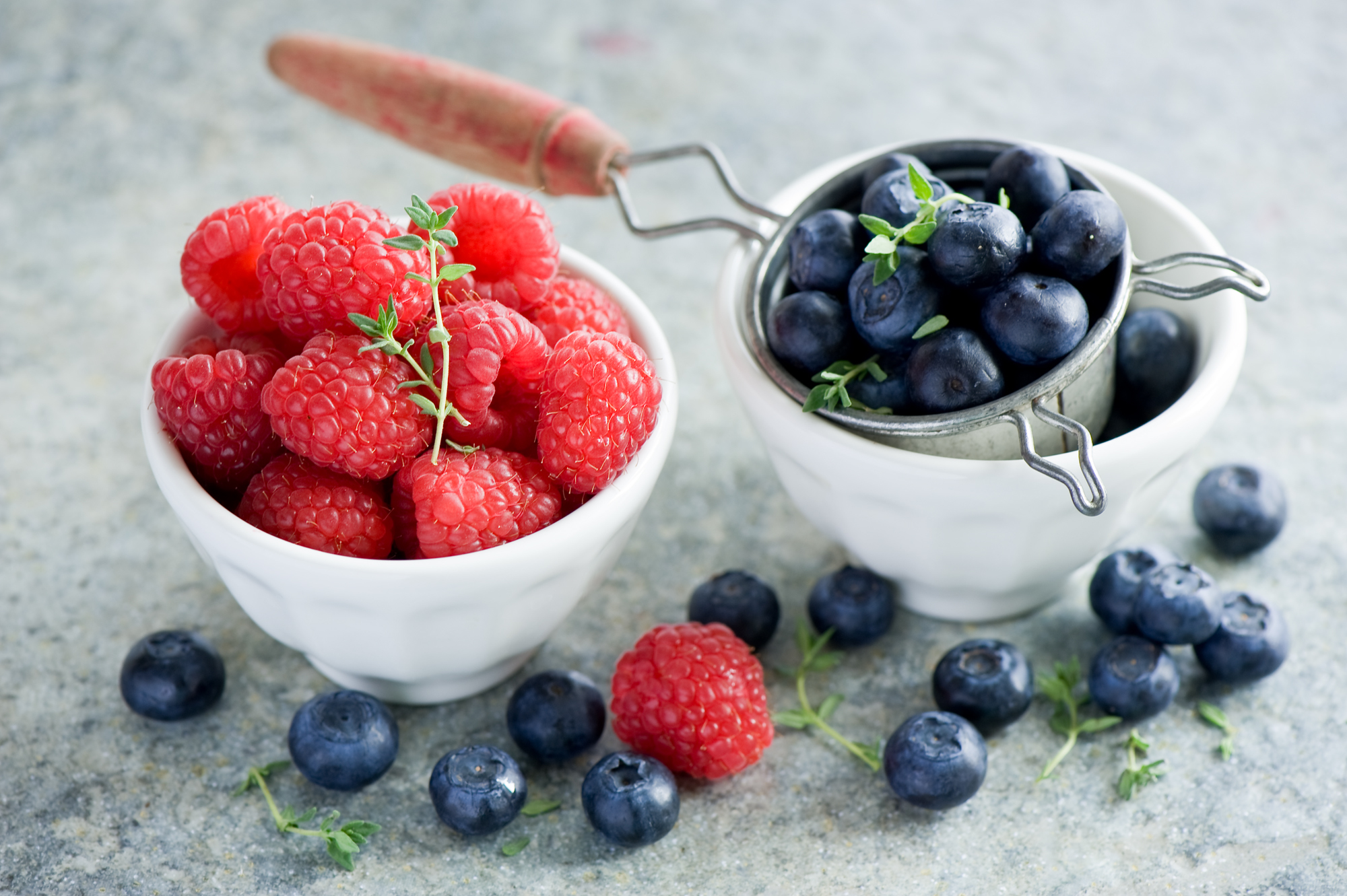 Vibrant Berry Delight HD Wallpaper: Fresh Raspberries & Blueberries in ...