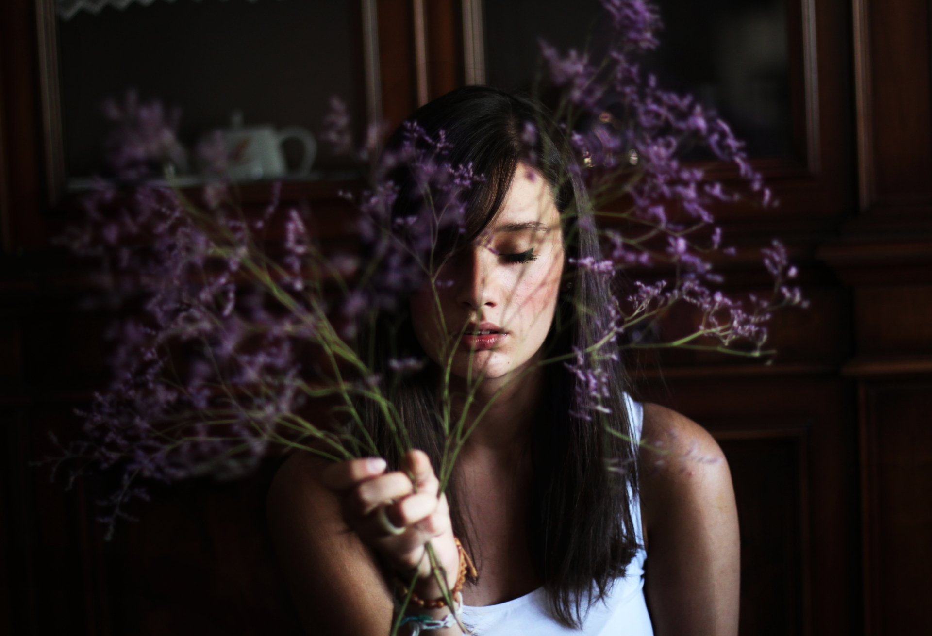 Ethereal Woman in Quiet Mood – 4K Ultra HD Wallpaper