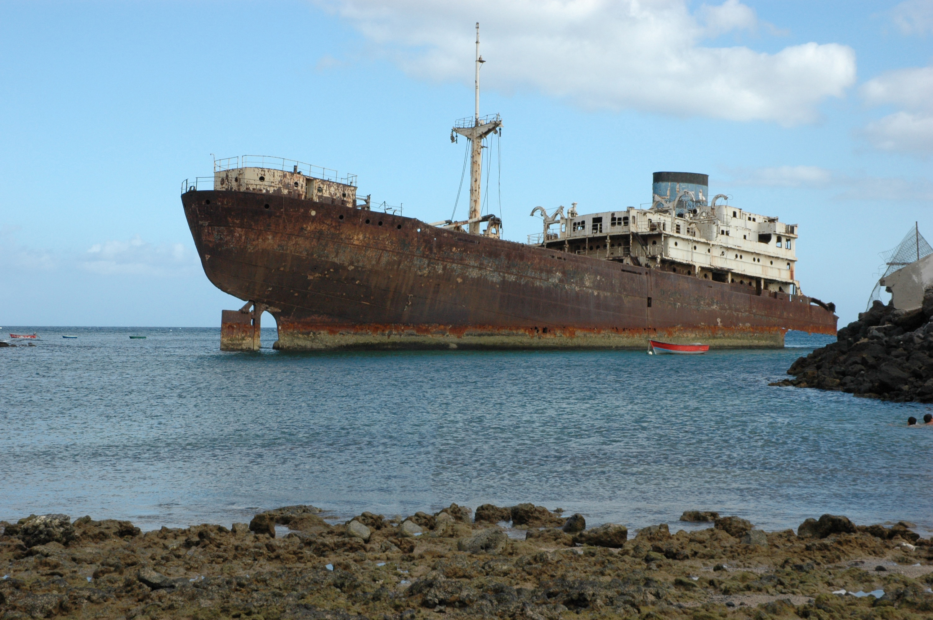 Download Vehicle Wreck HD Wallpaper