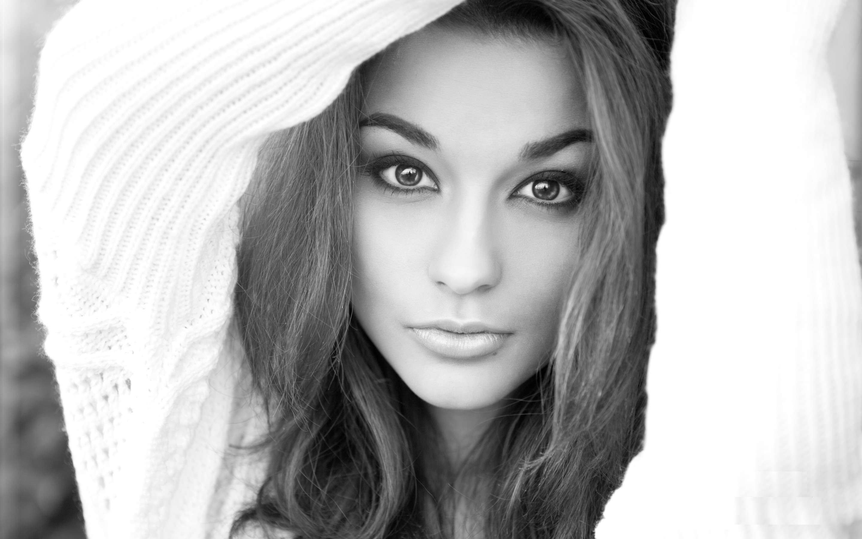 Stunning Beauty: HD Wallpaper of a Captivating Woman