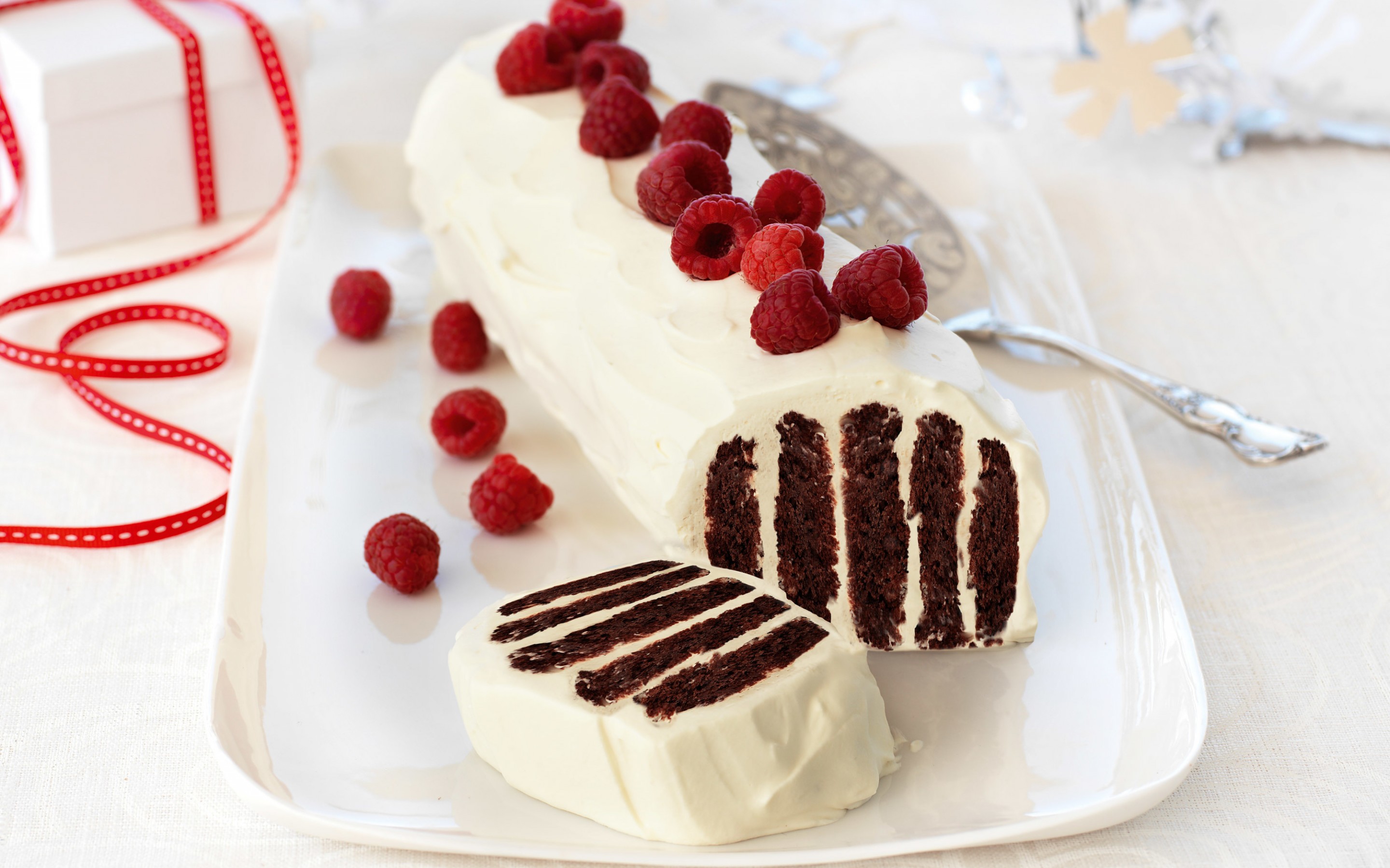 Decadent Chocolate Raspberry Cake – HD Food Delight Wallpaper