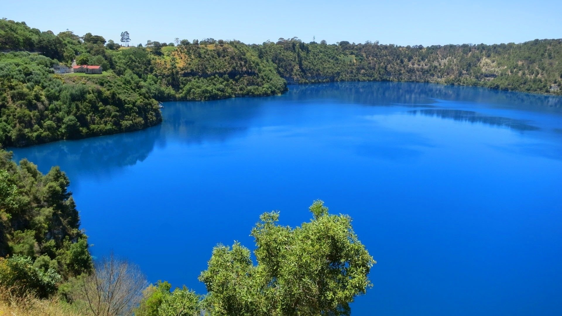 Serene Blue Lake: Stunning HD Nature Wallpaper