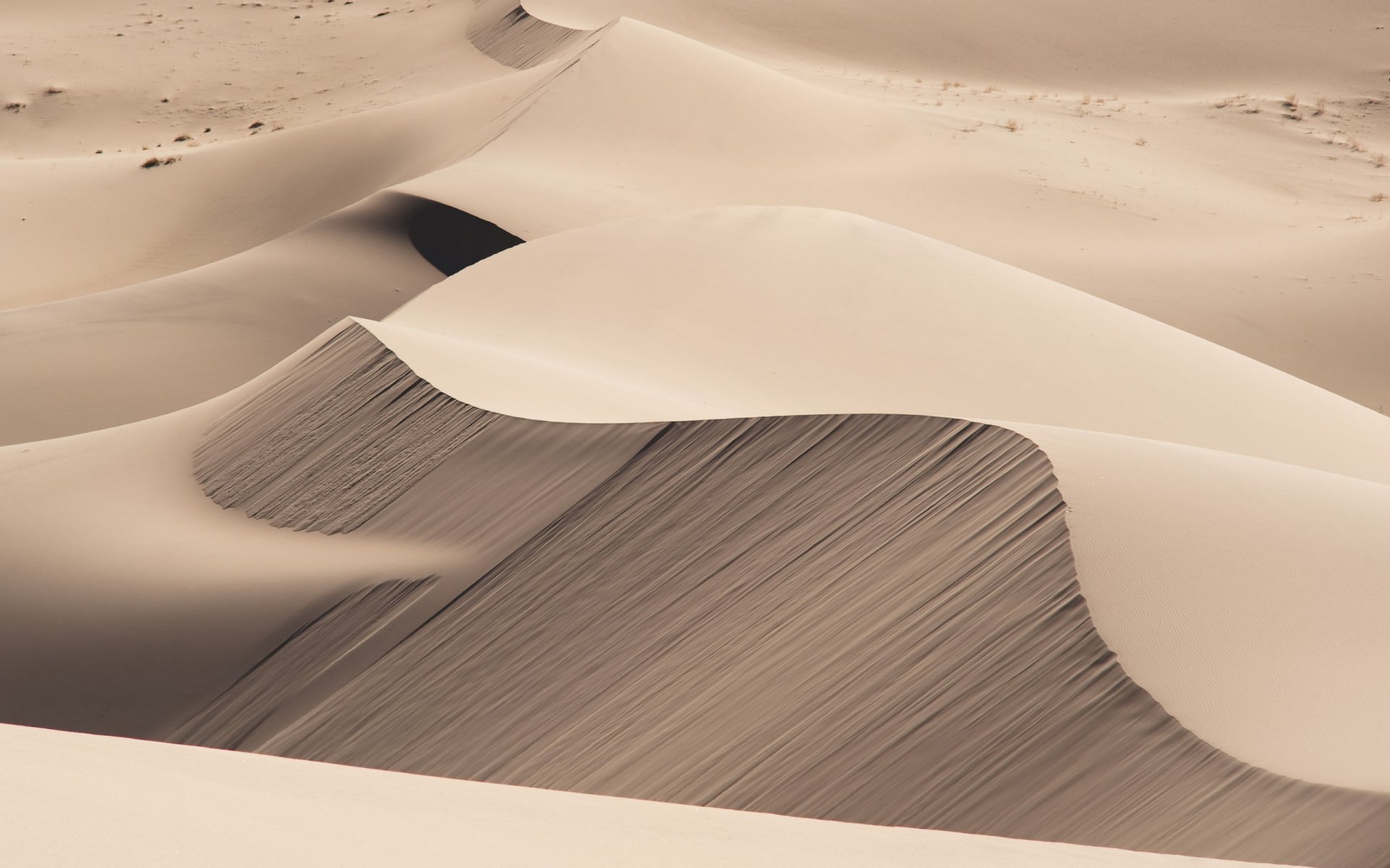 Serene Desert Dunes HD - Nature's Tranquil Masterpiece