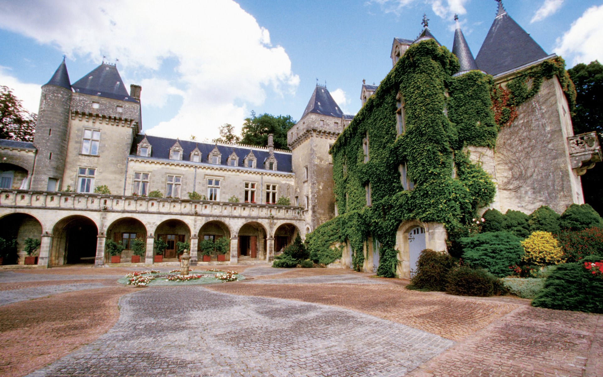 Château de La Rivière: Stunning Aquitaine Castle HD Wallpaper