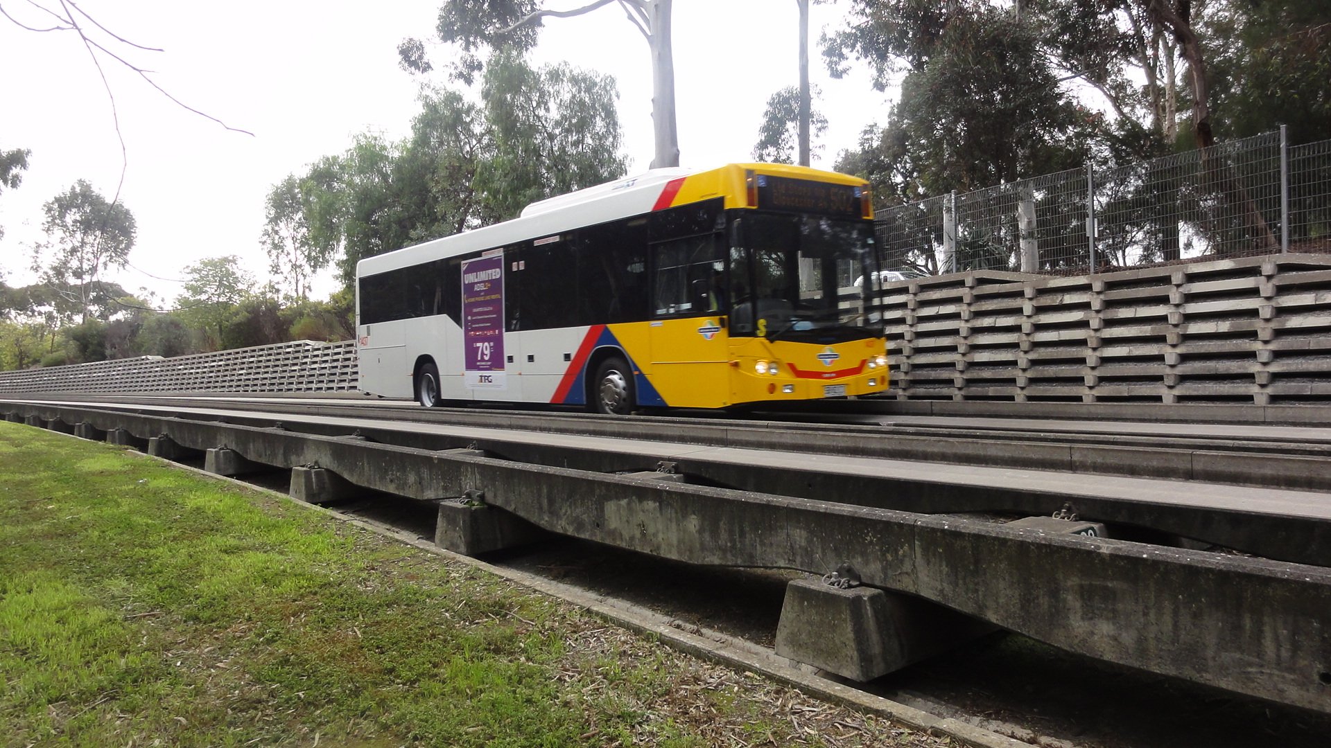 Modern City Bus HD Wallpaper – Sleek Urban Transit Vehicle in Motion