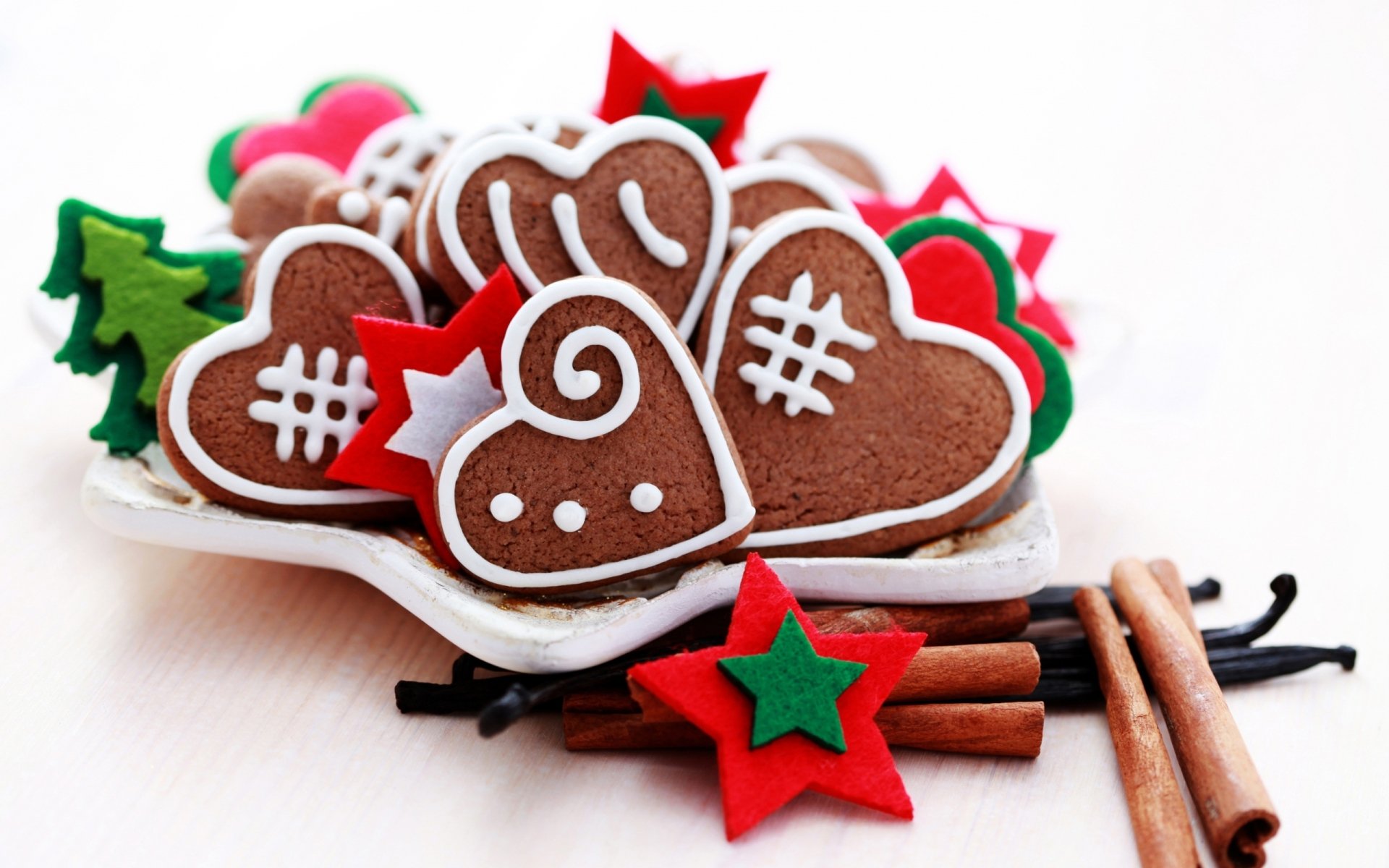 Delightful Gingerbread Cookies: A Festive HD Wallpaper for the Holidays