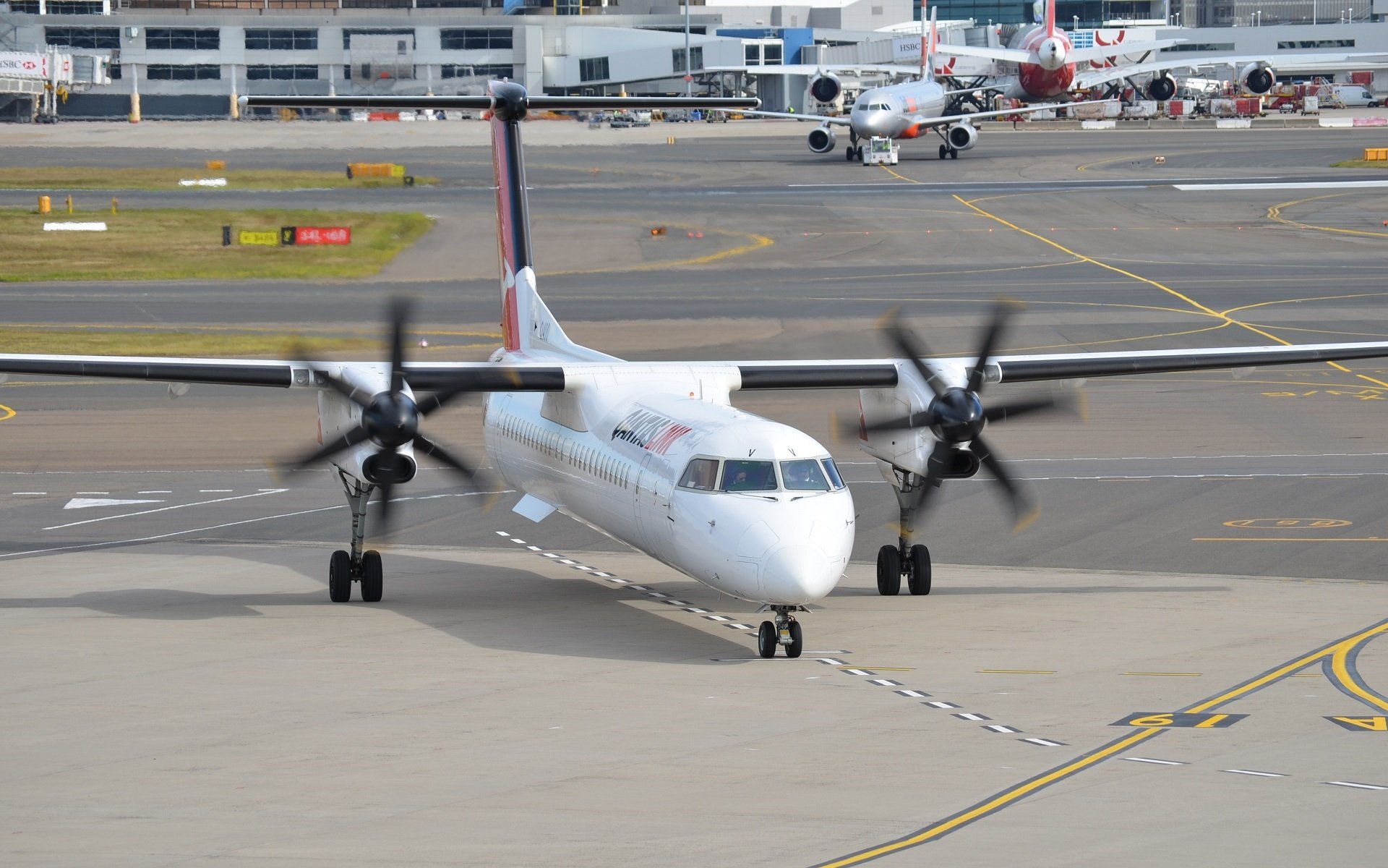 Qantas Q400 At Sydney Kingsford Smith Airport by lonewolf6738