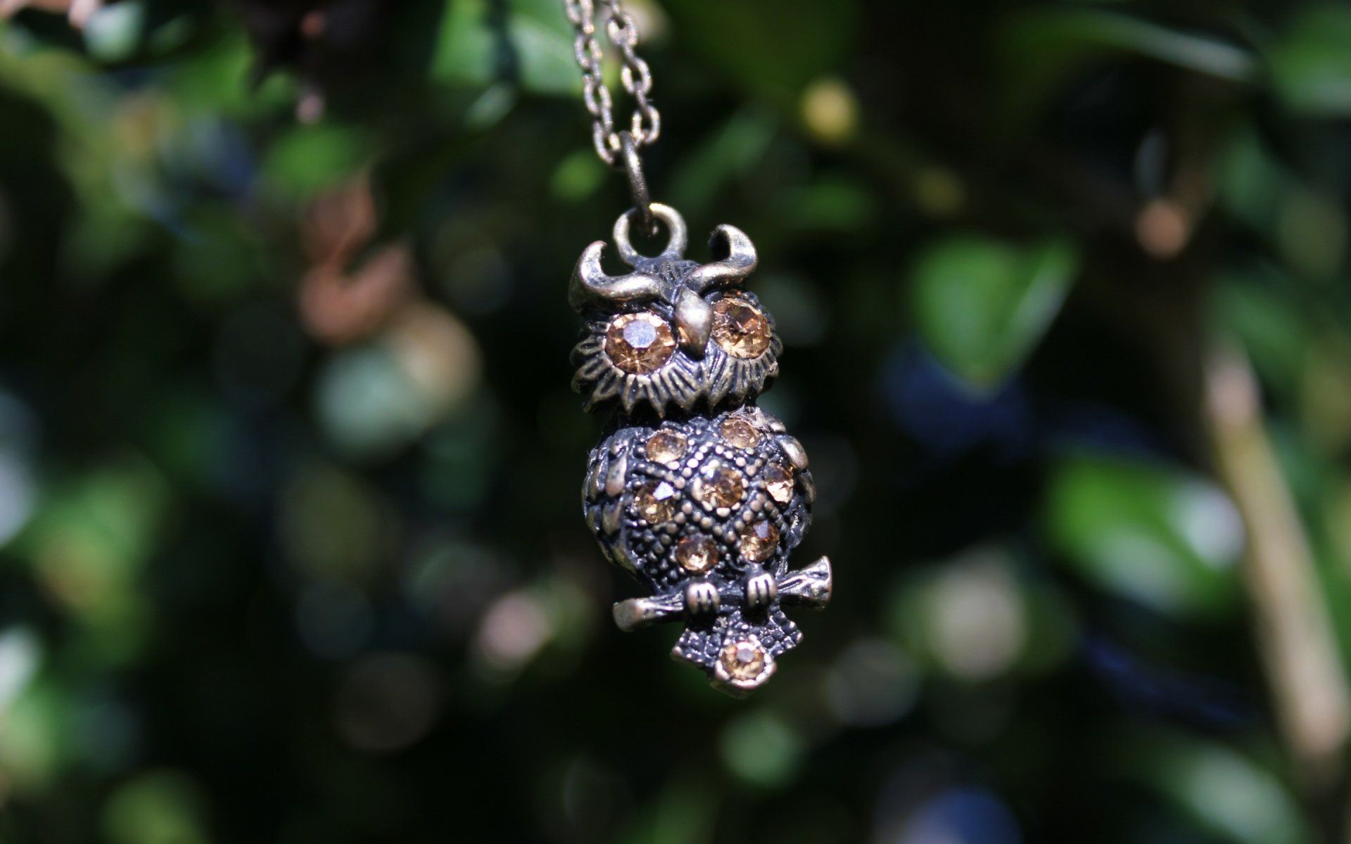 2K Quad‑HD Owl Pendant — Man‑Made Jewelry Wallpaper | 2880x1800 ...