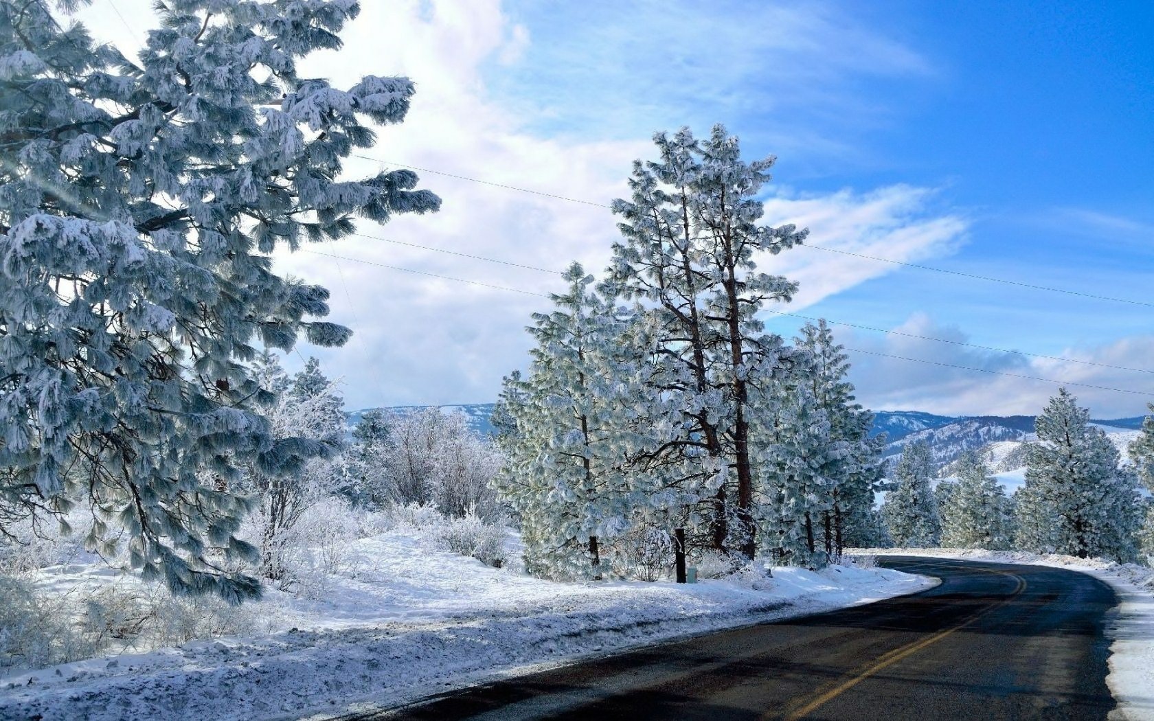 Winter Roads: Stunning HD Photography of a Snow-Covered Landscape