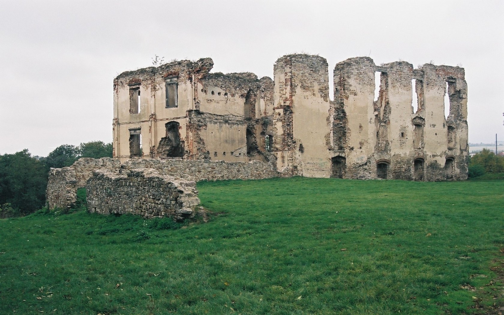 Bodzentyn Castle Wallpaper and Background Image | 1680x1050 | ID:495356 ...