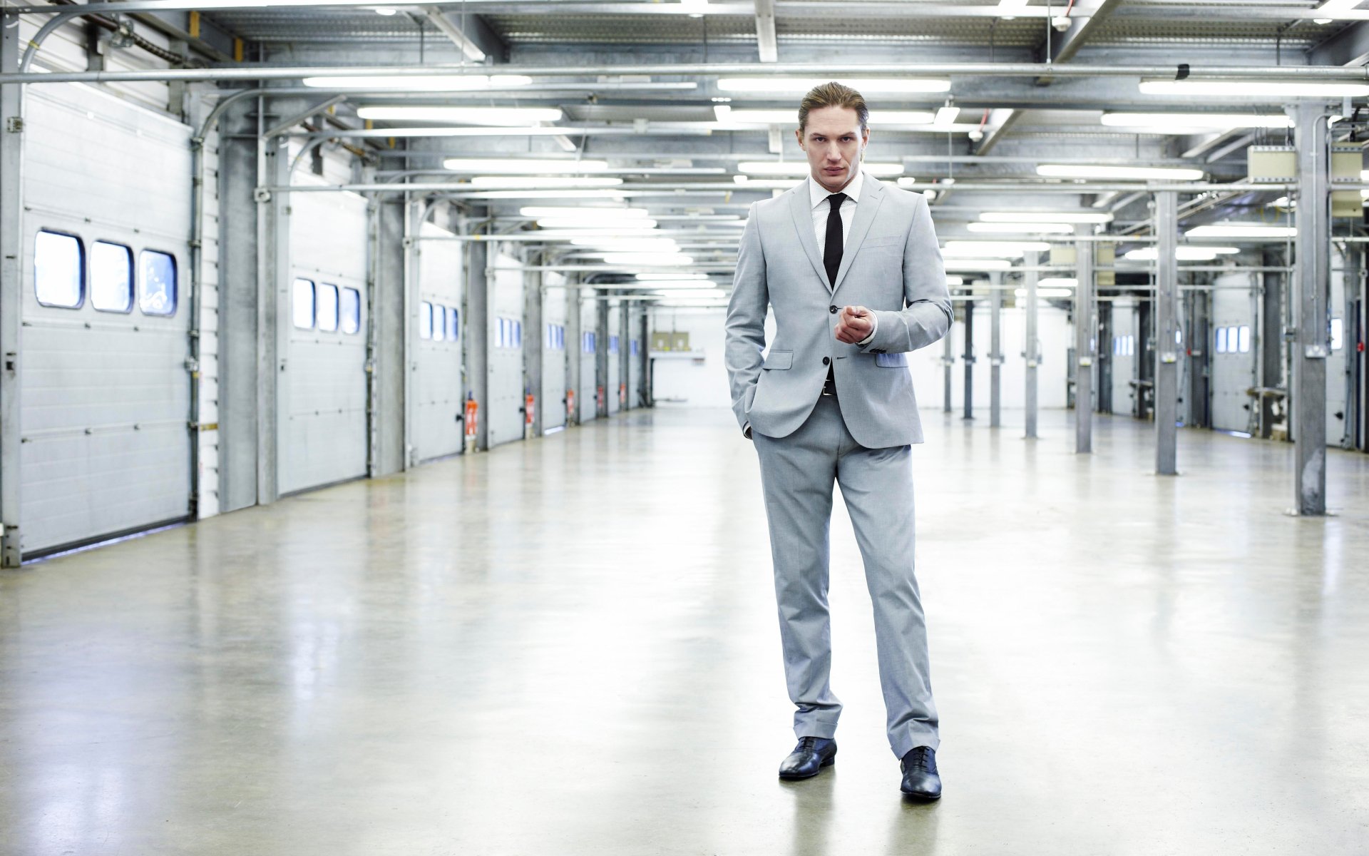 Tom Hardy in Sharp Style – HD Celebrity Wallpaper