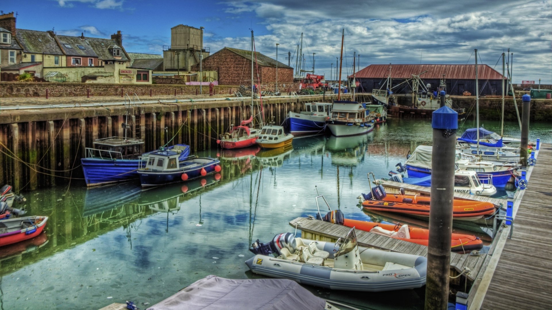 Harbor Haven: HD View of a Vibrant Man-Made Waterfront