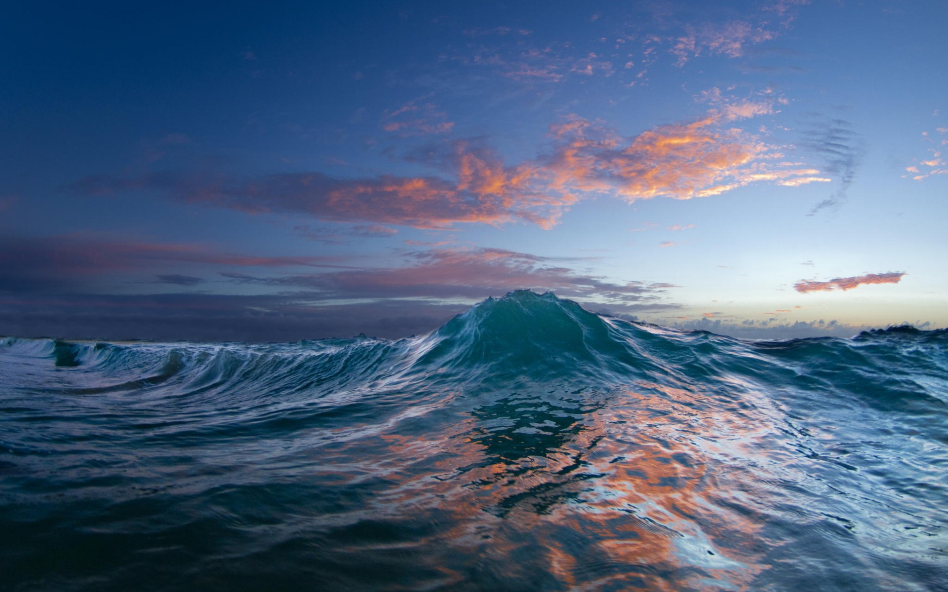 Ocean Majesty: HD Nature's Wave at Sunset